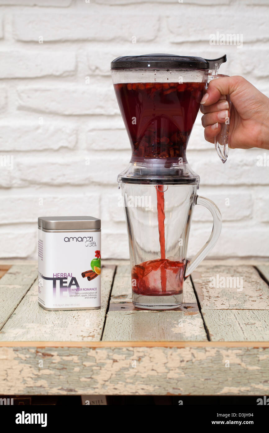 Filtering tea hi-res stock photography and images - Alamy