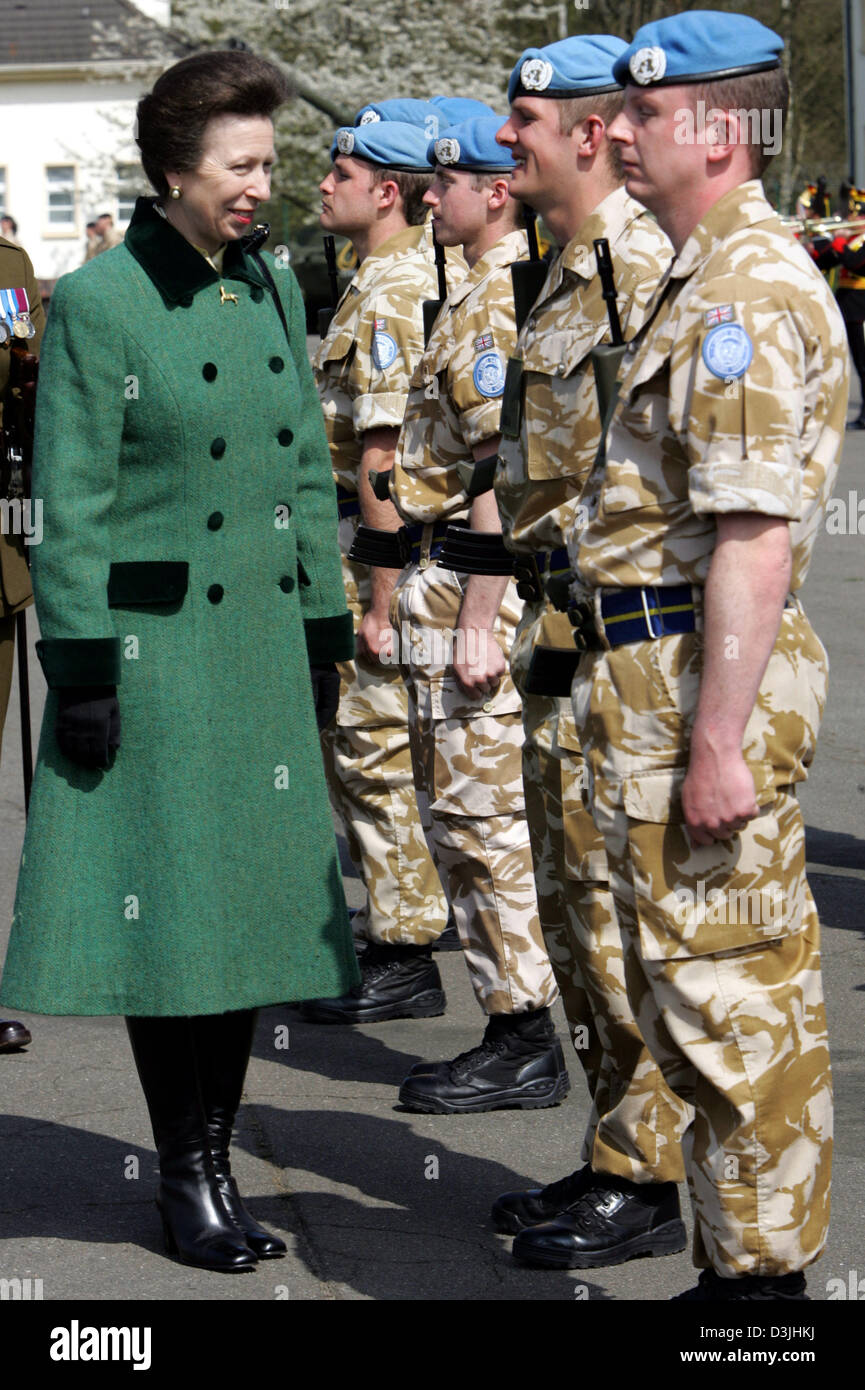 (dpa) - British Princess Anne speaks to soldiers of the '3rd Regiment ...