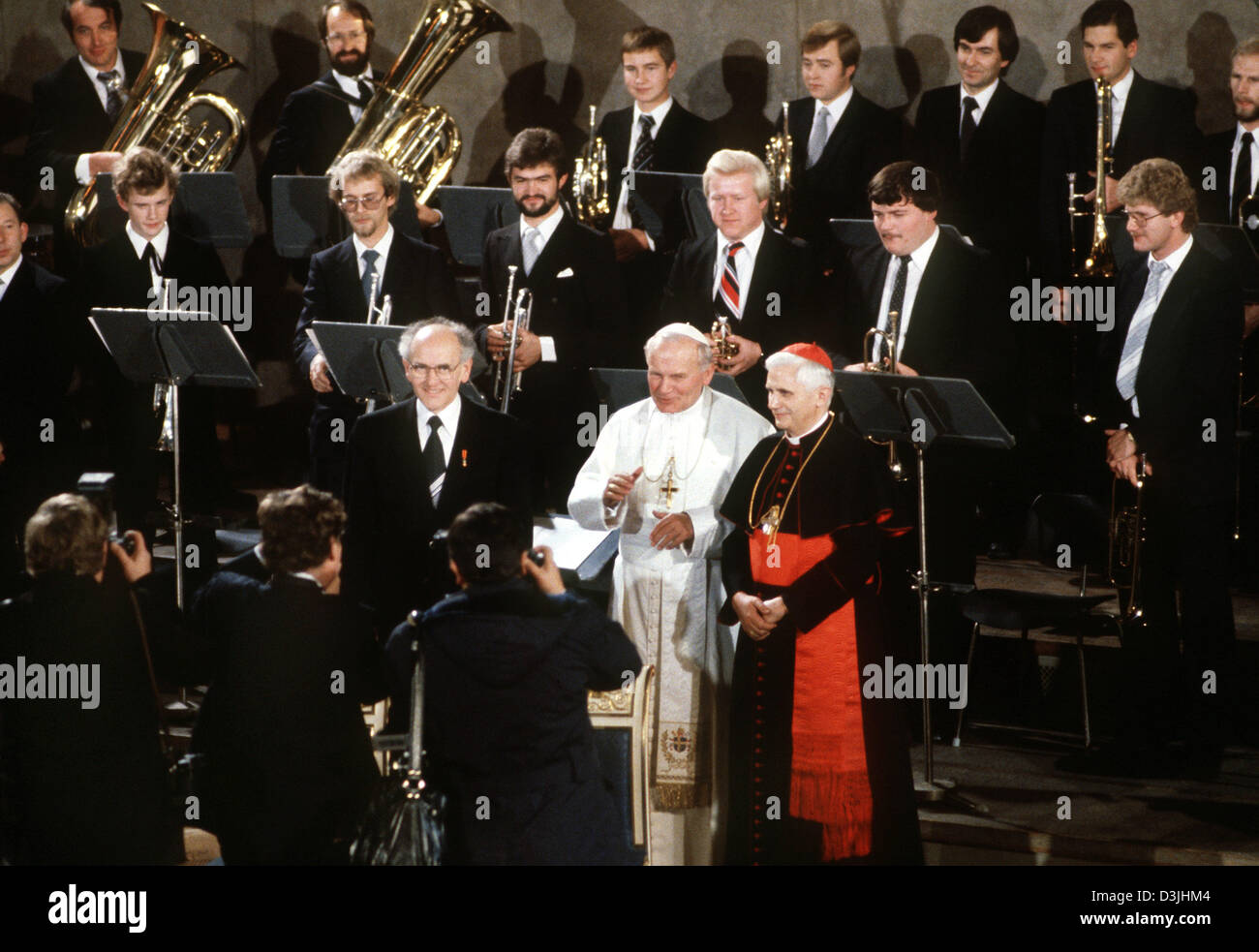 (dpa files) - Pope John Paul II (C, dressed in white) and cardinal ...
