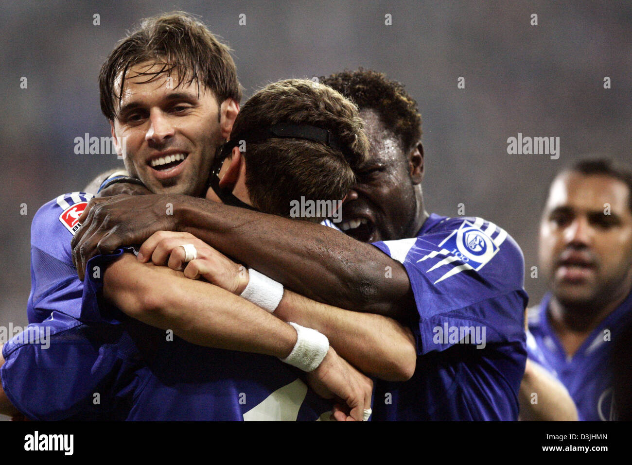 (dpa) - Players Lincoln, Ebbe Sand (with black mask because of a broken ...