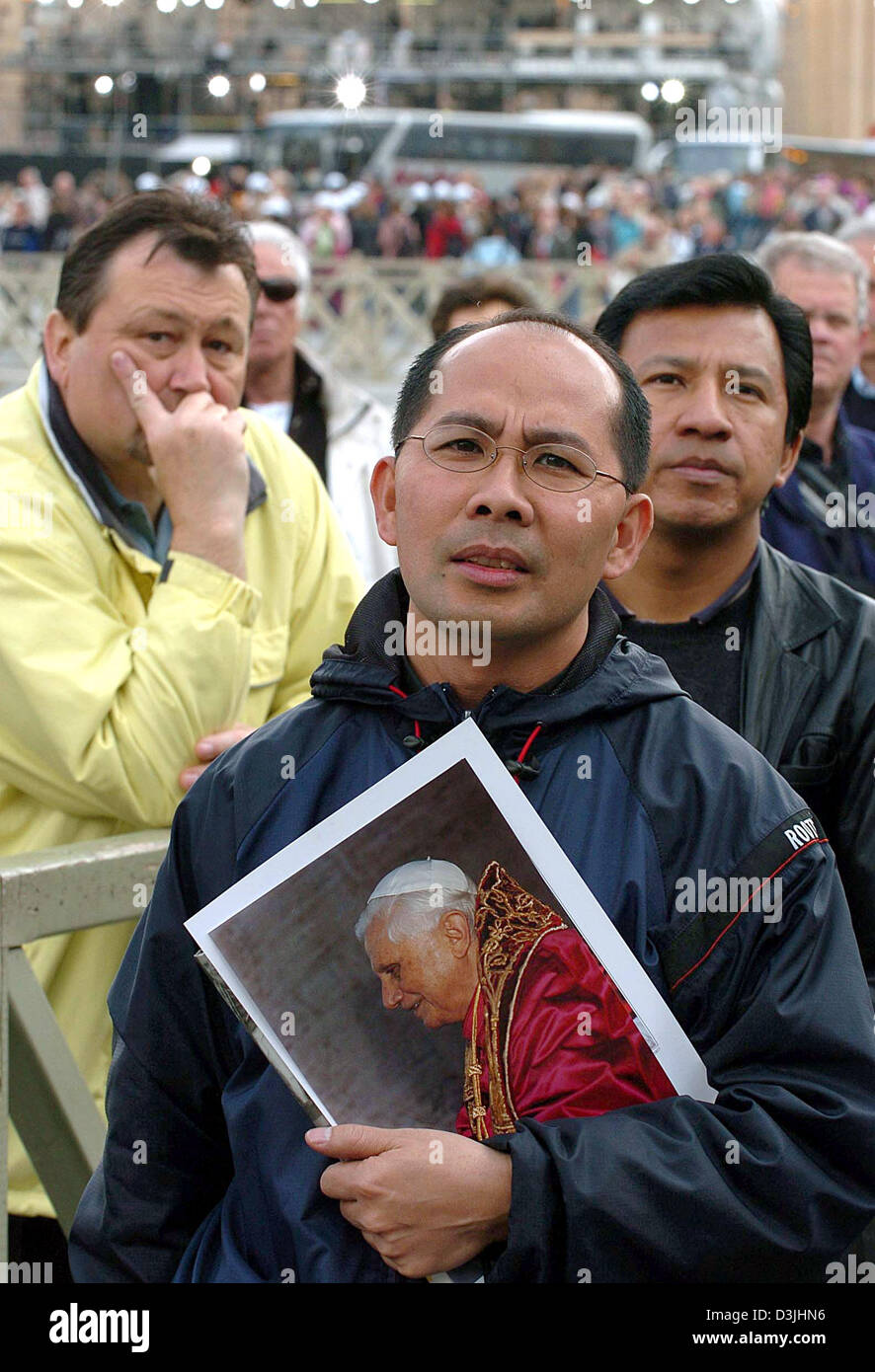 (dpa) - Believers, one with holding a picture of newly elected Pope ...