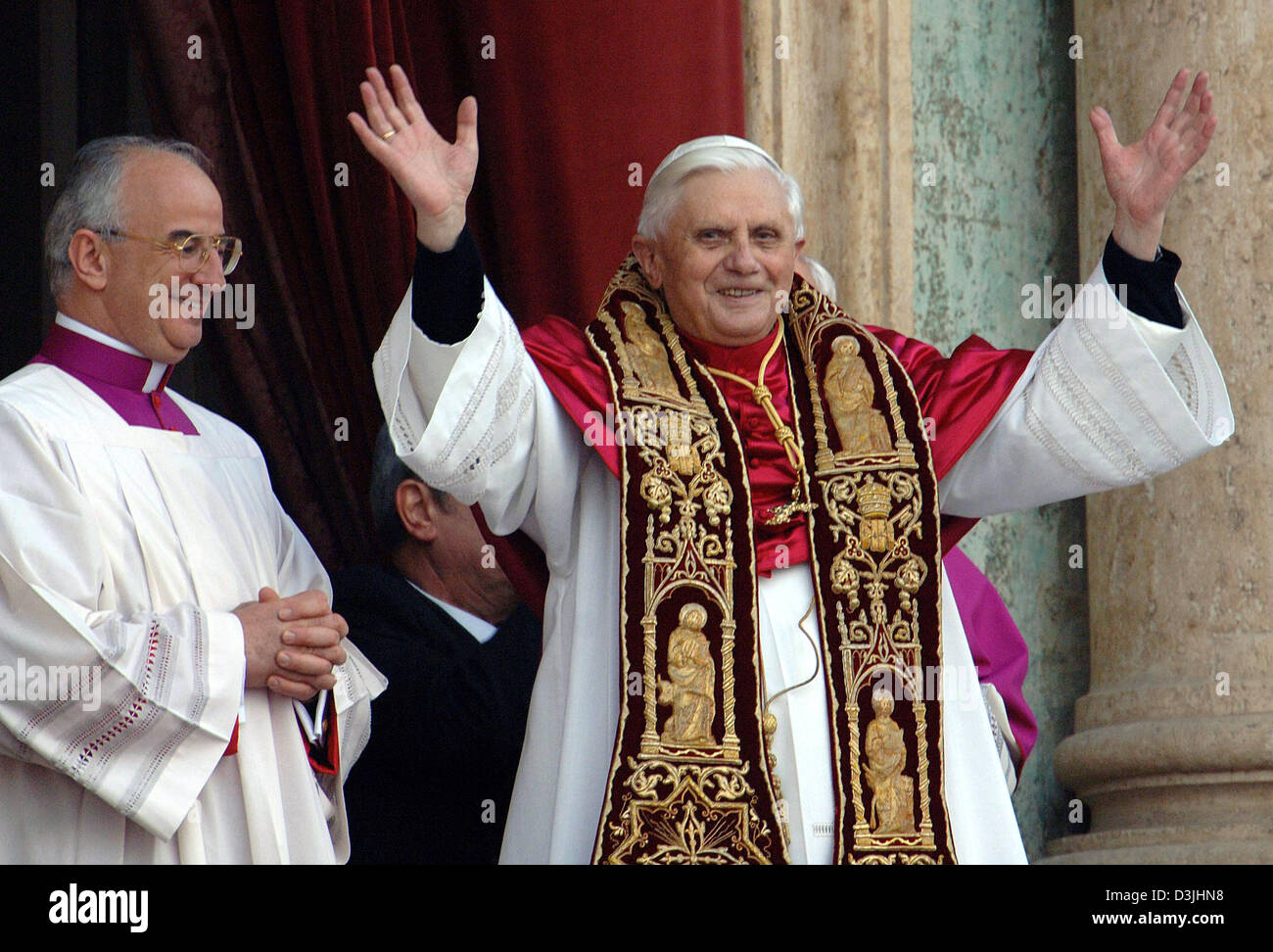 (dpa) - Newly elected Pope Benedict XVI stands on the balcony of St ...