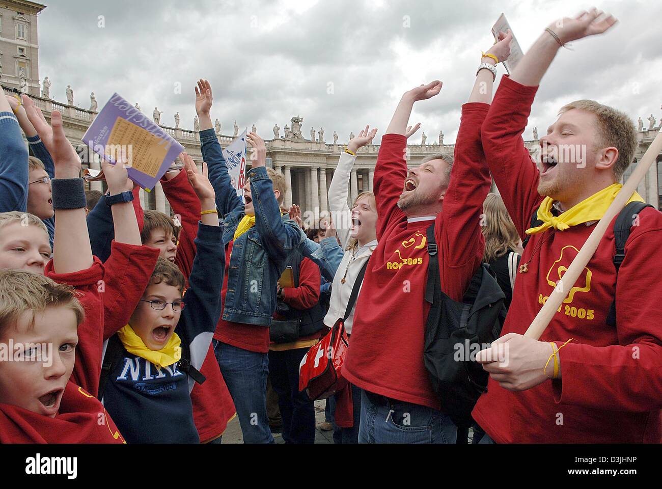 (dpa) - German pilgrims greet newly elected Pope Benedict XVI. at St ...