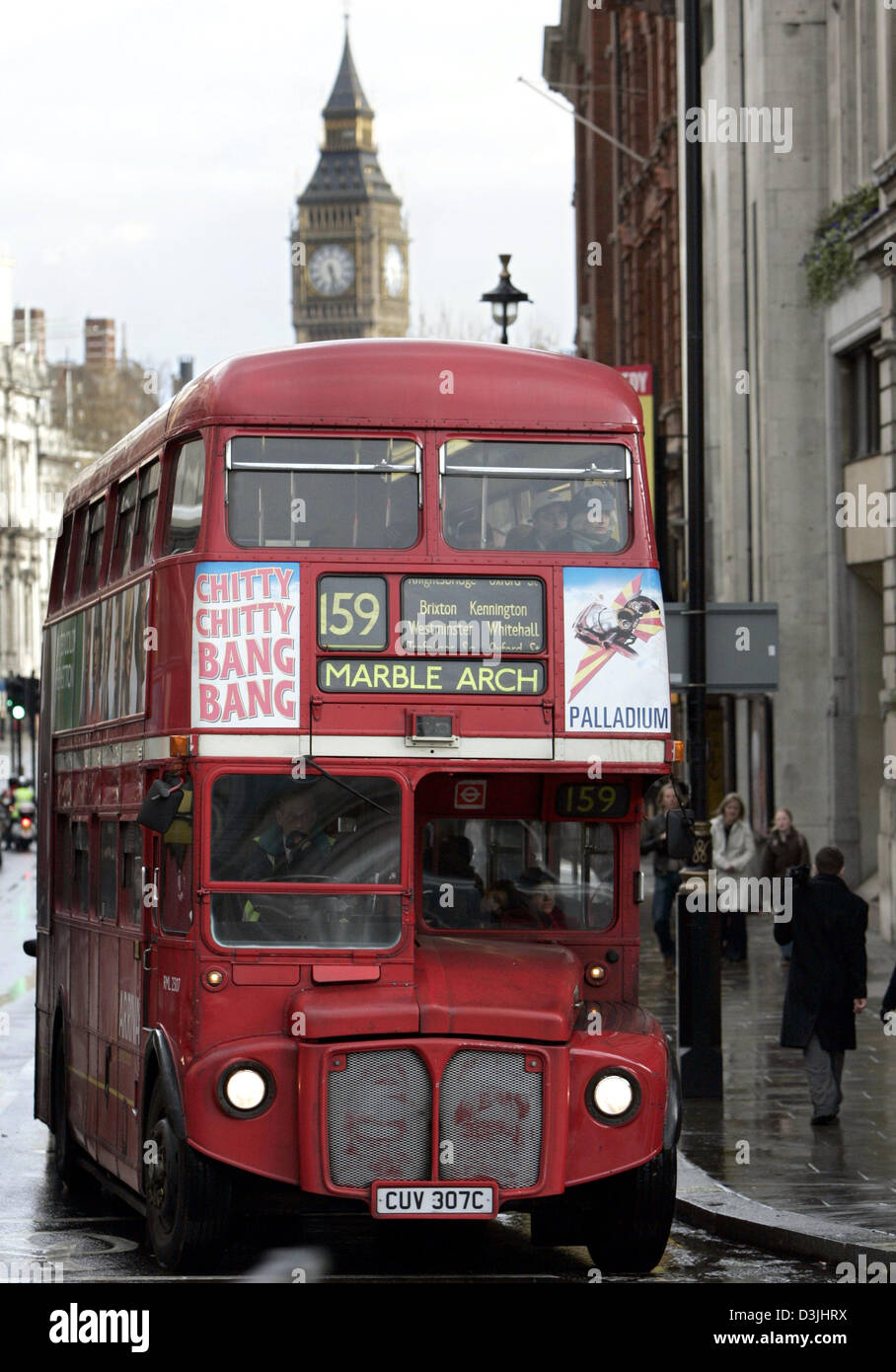 (dpa) - A typical red double-decker bus cruises the streets with Big ...