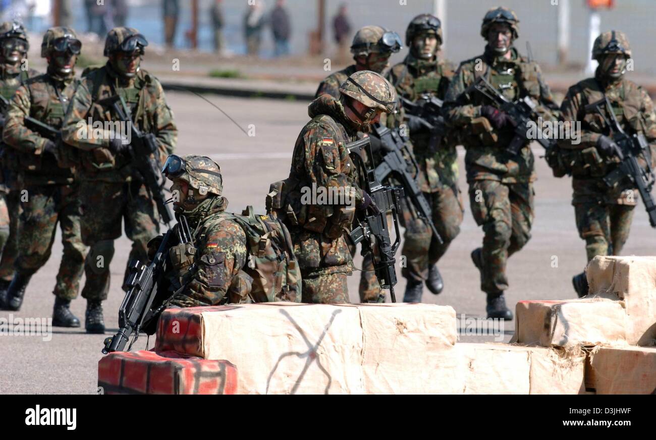 (dpa) - Heavily armed troopers of the special ops division participate ...