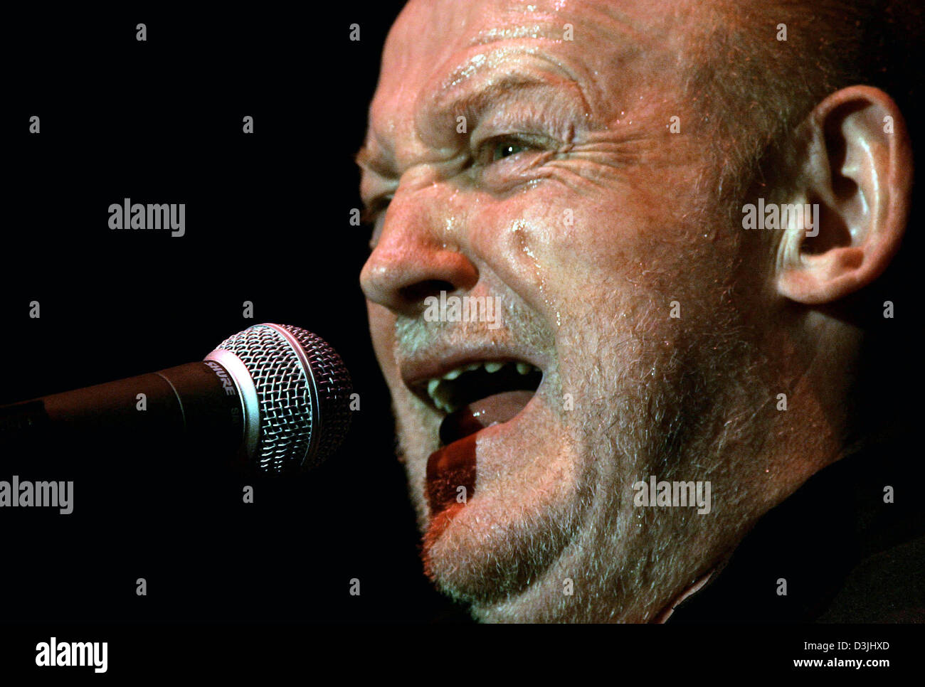 Deu single performing profile hi-res stock photography and images - Alamy