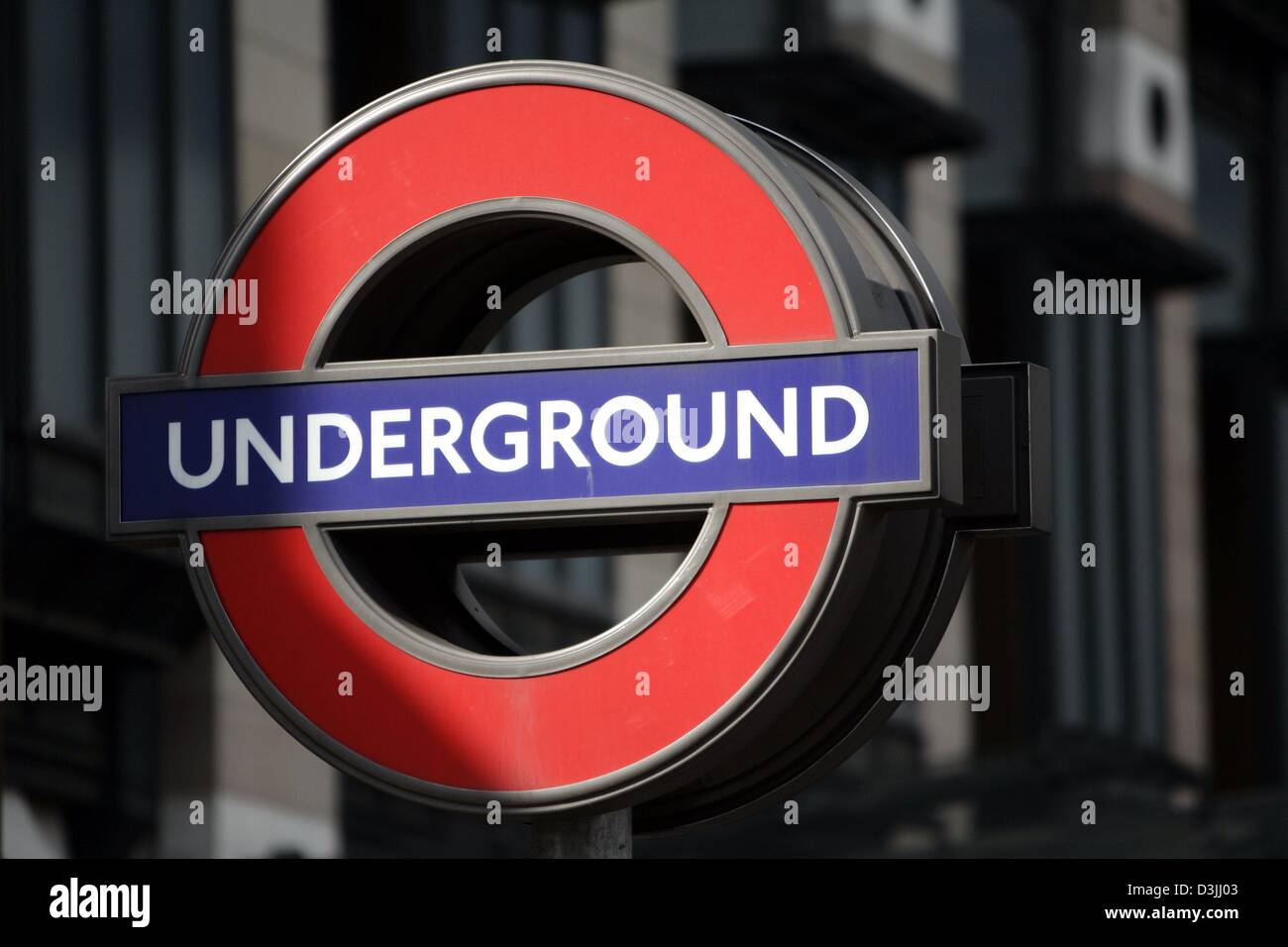 (dpa) - A signboard of London Underground photographed 7 April 2005 ...