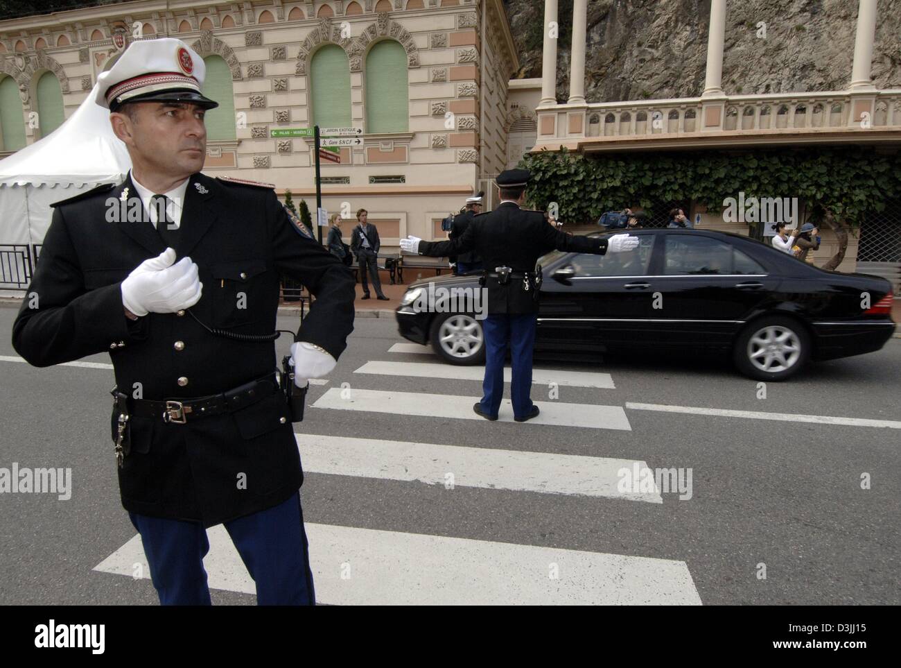 (dpa) - Policemen secure the entrance to the Old Town in Monaco, Monaco ...