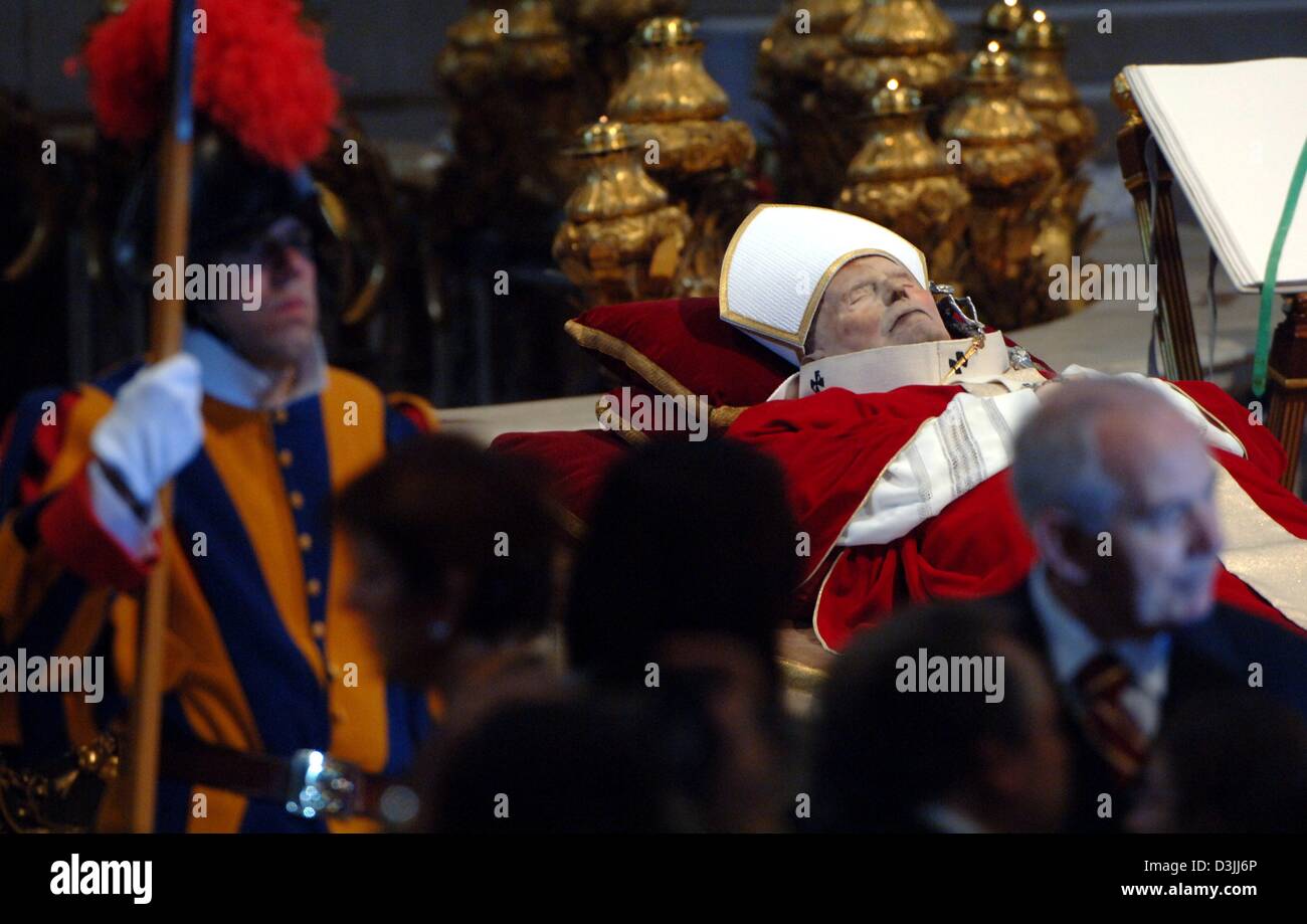 (dpa) - Pilgrims walk past the corpse of Pope John Paul II in the Saint ...