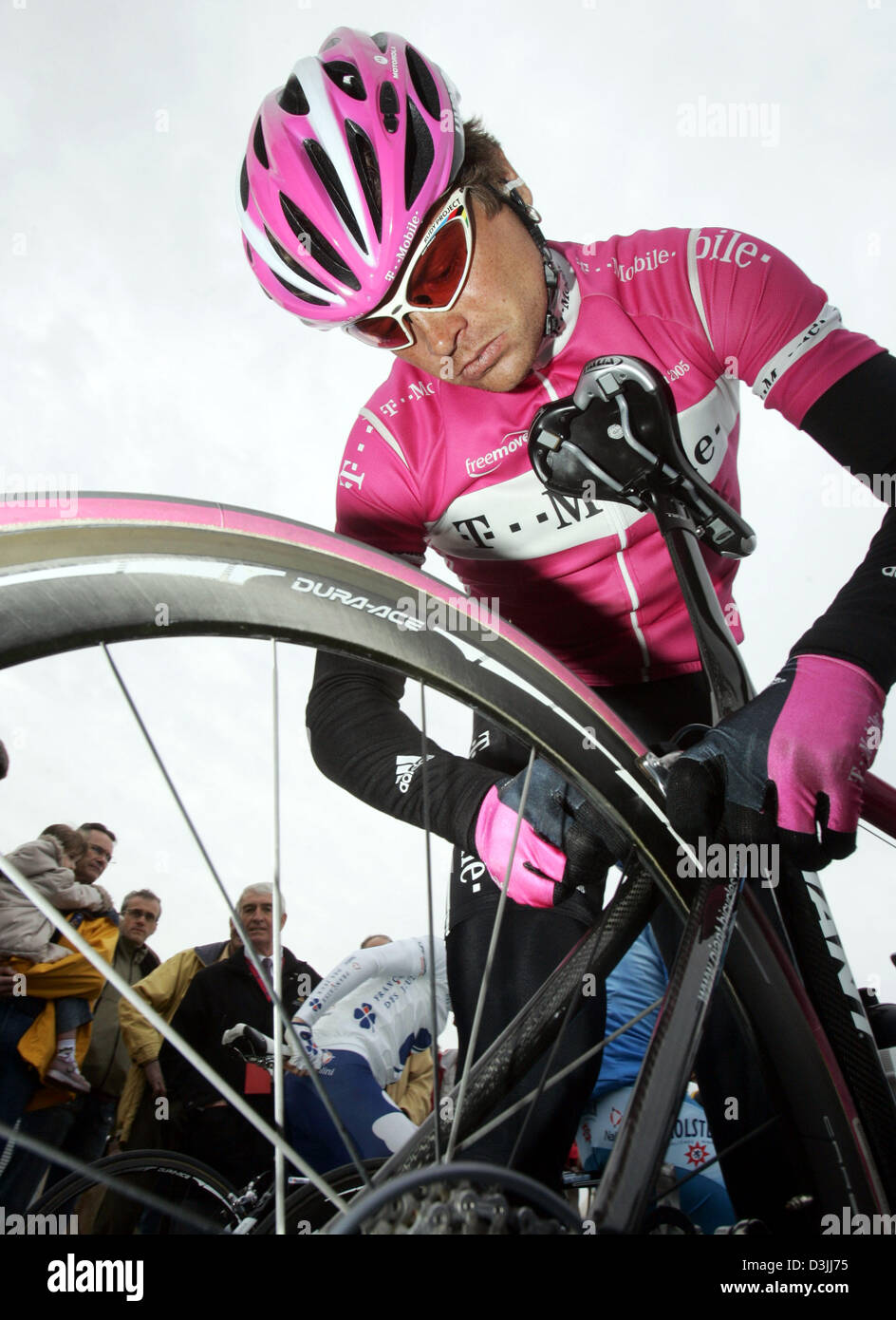 (dpa) - German cyclist Jan Ullrich of team T-Mobile inspecting his race ...