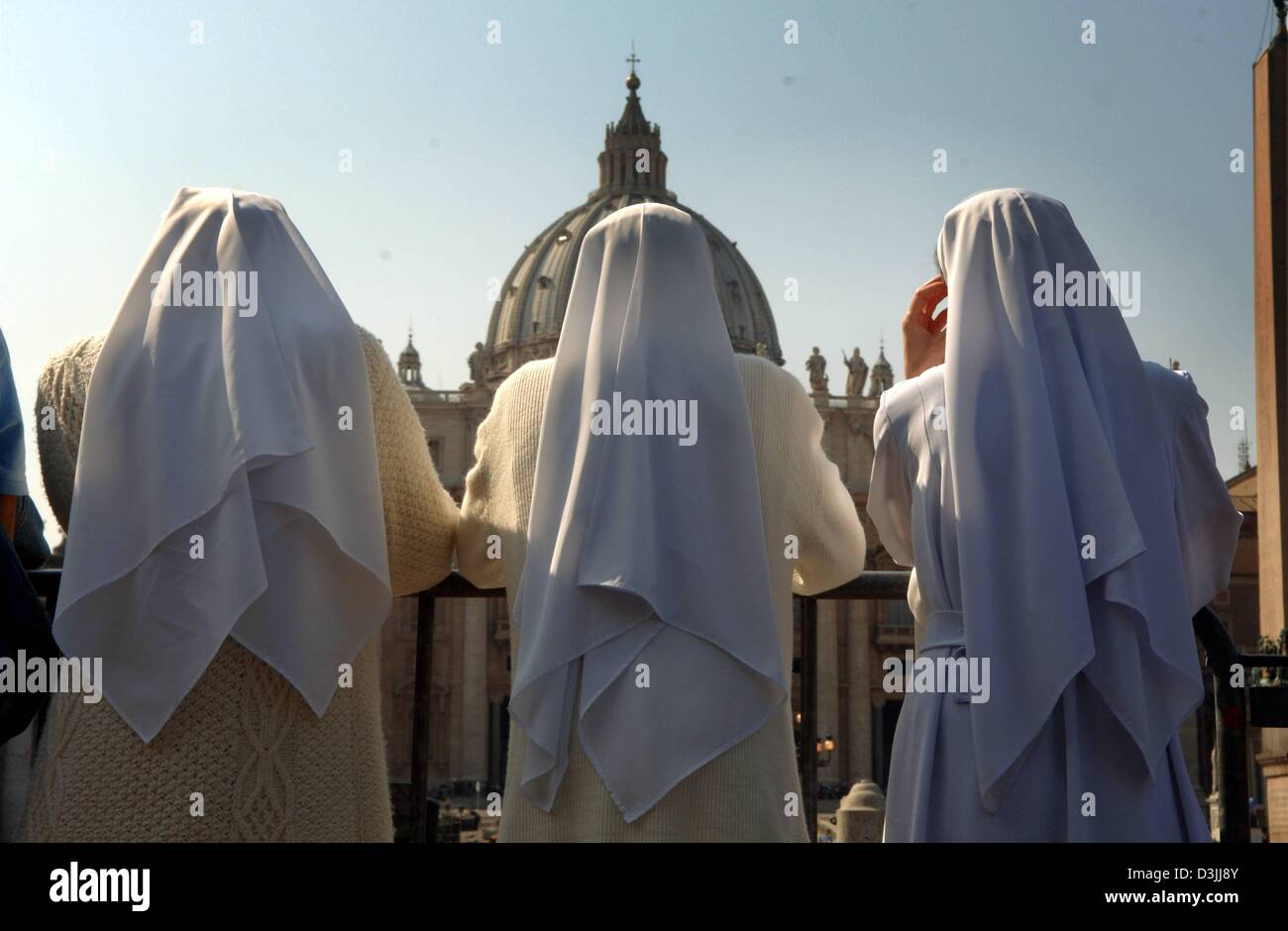 Group of nuns back view hi-res stock photography and images - Alamy