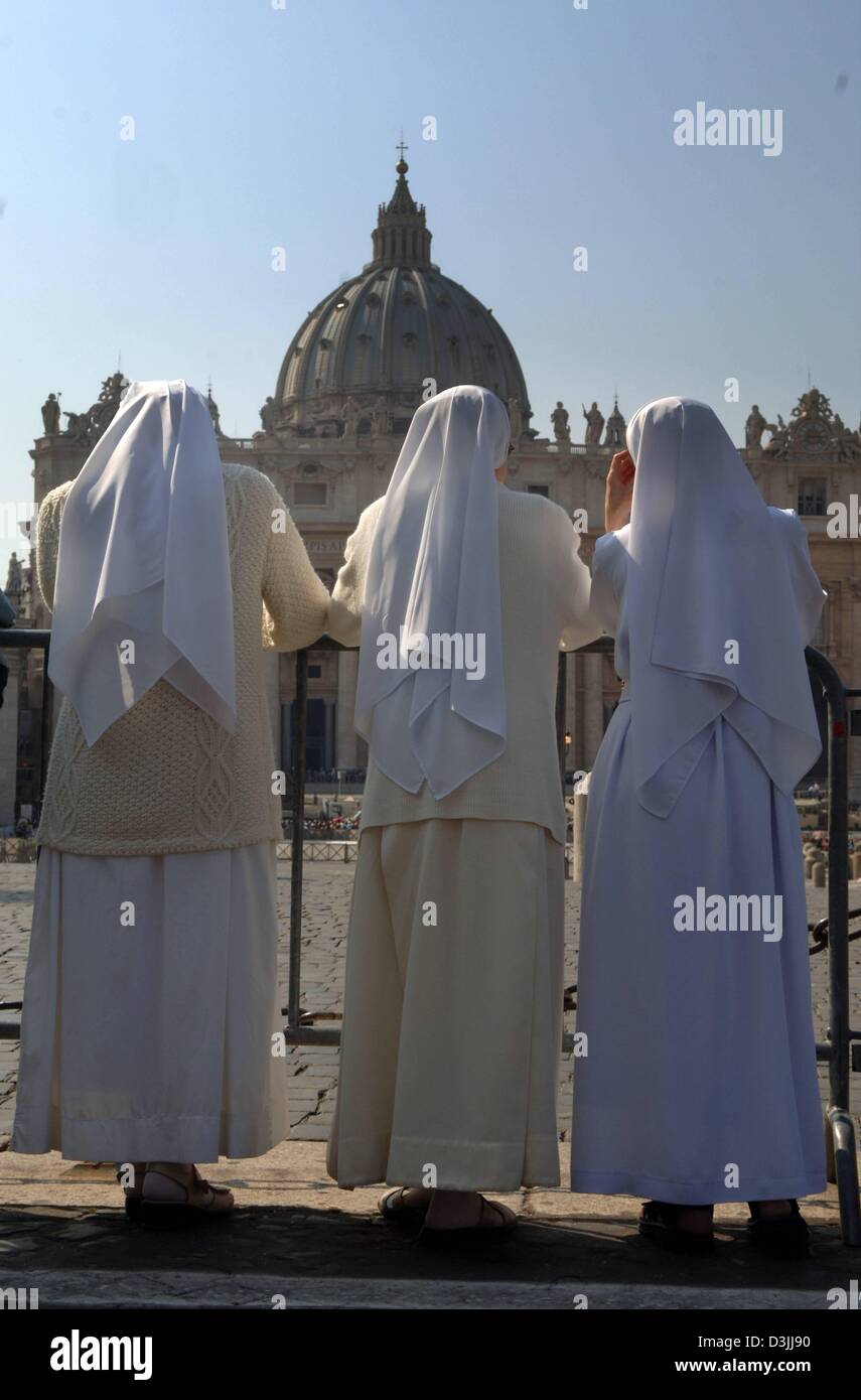 Group of nuns back view hi-res stock photography and images - Alamy