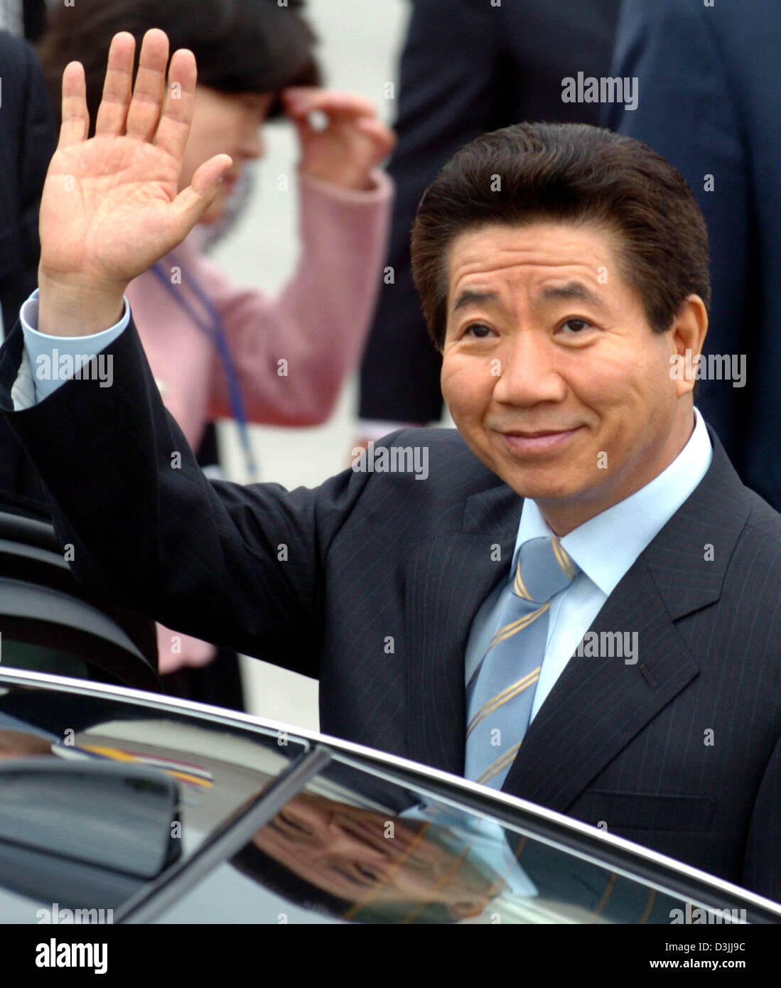 (dpa) - South Korean President Roh Moo Hyun waves during his arrival at ...