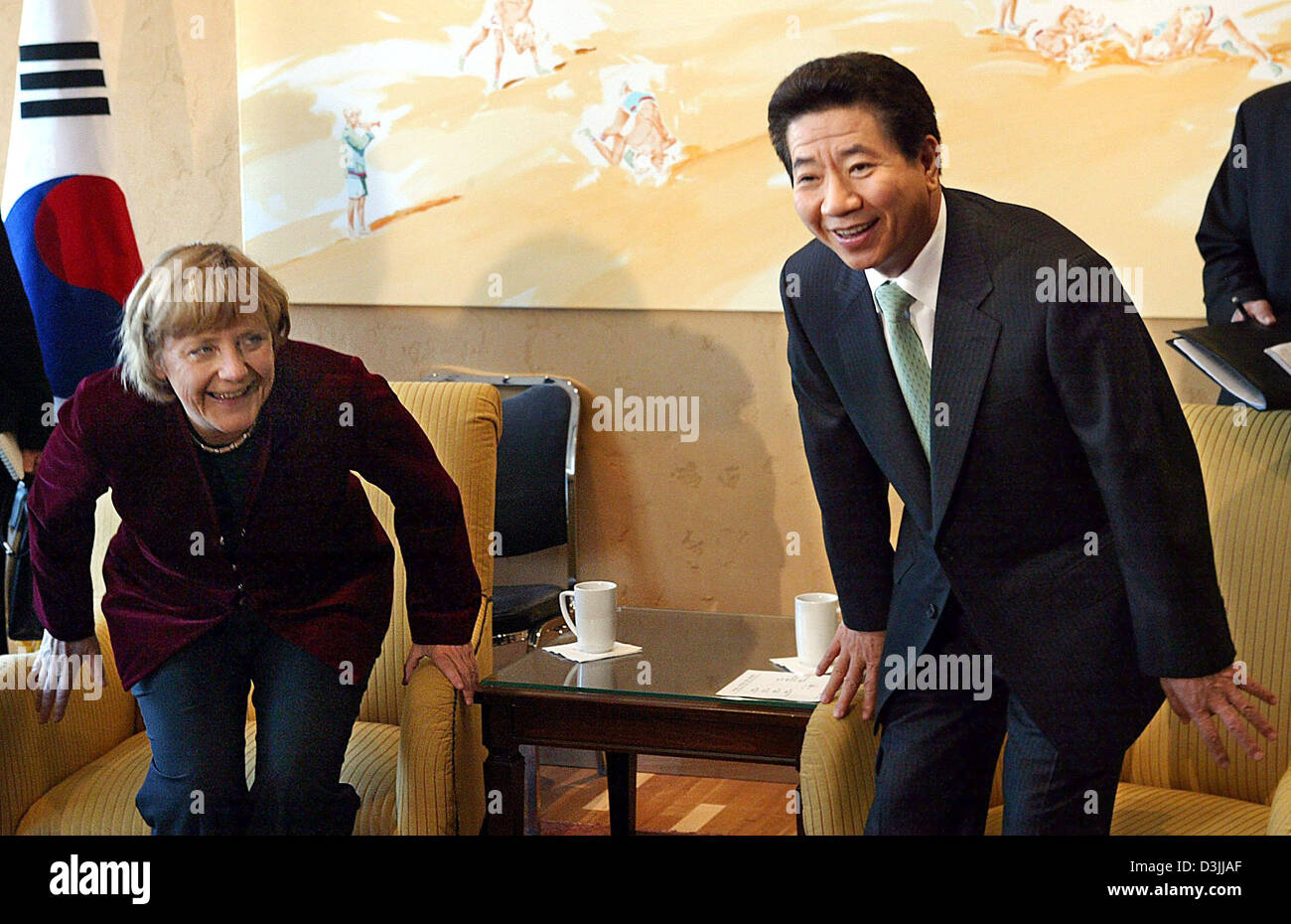 (dpa) - Angela Merkel, Chairwoman of the German CDU party, and Roh Moo ...