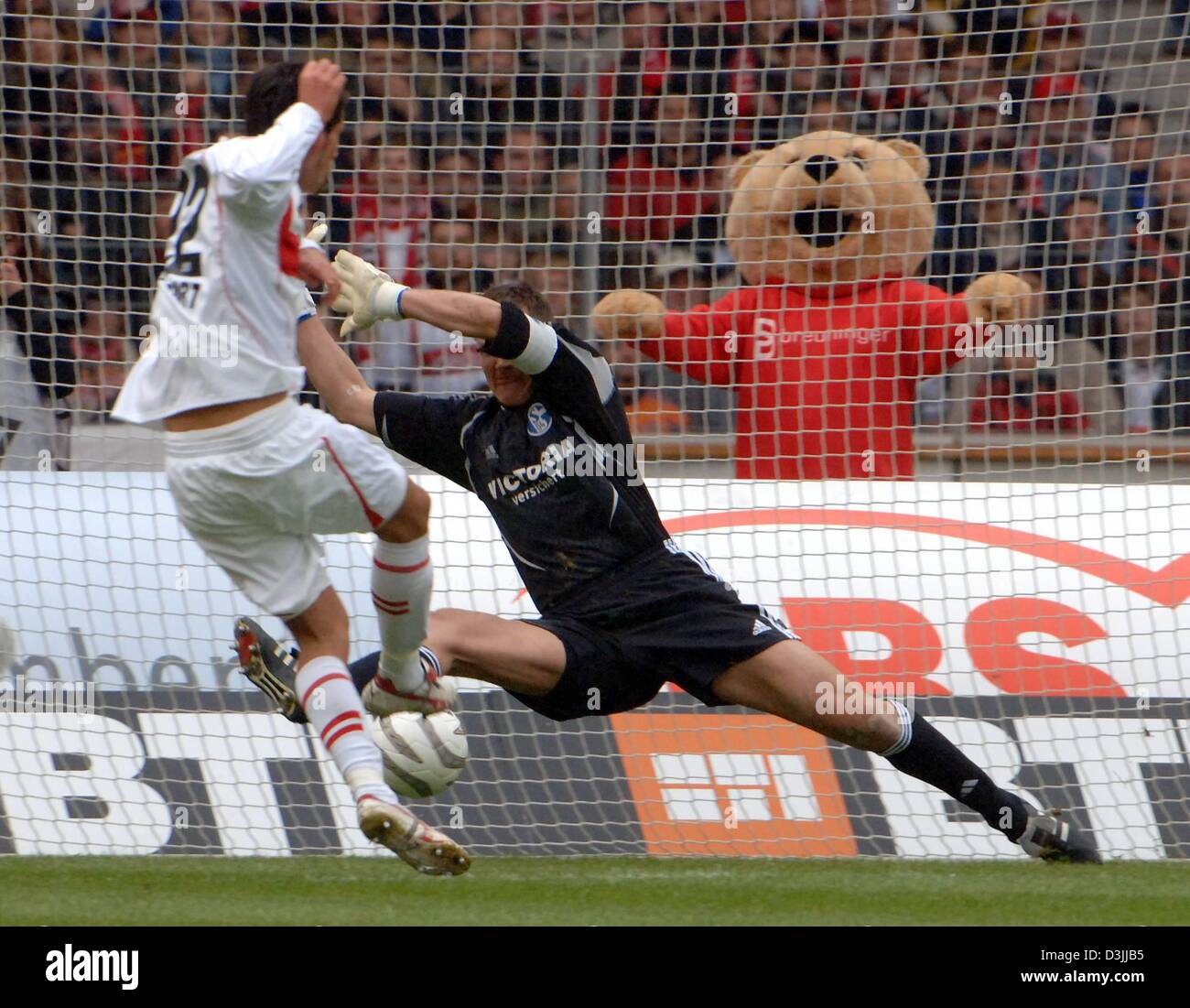 Sports spo soccer score shoot jumping black white germany hi-res stock ...