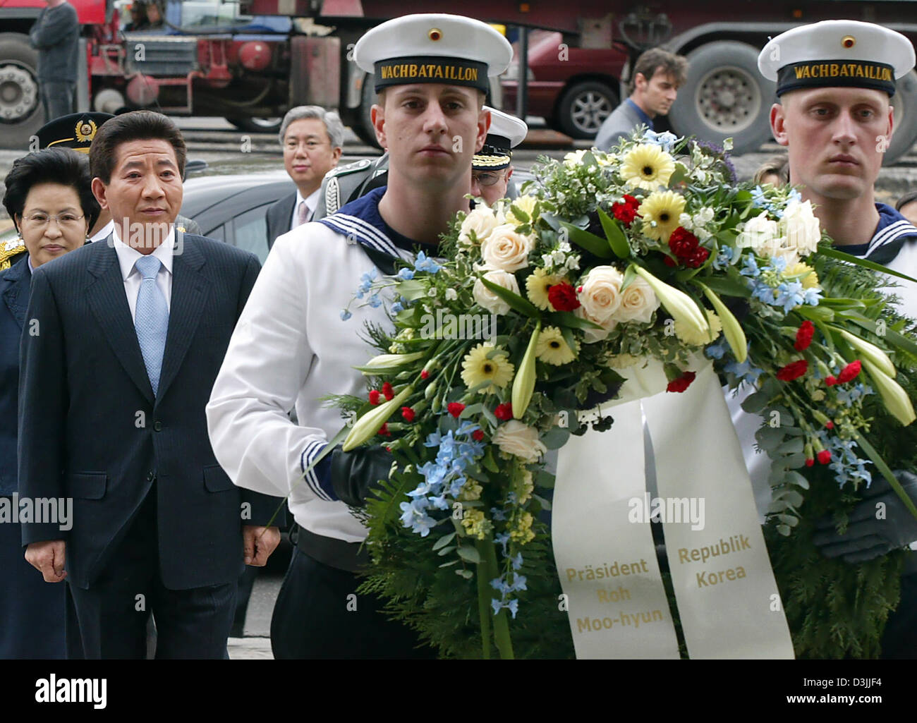 (dpa) - Roh Moo Hyun (2nd from L), President of the Republic of Korea ...