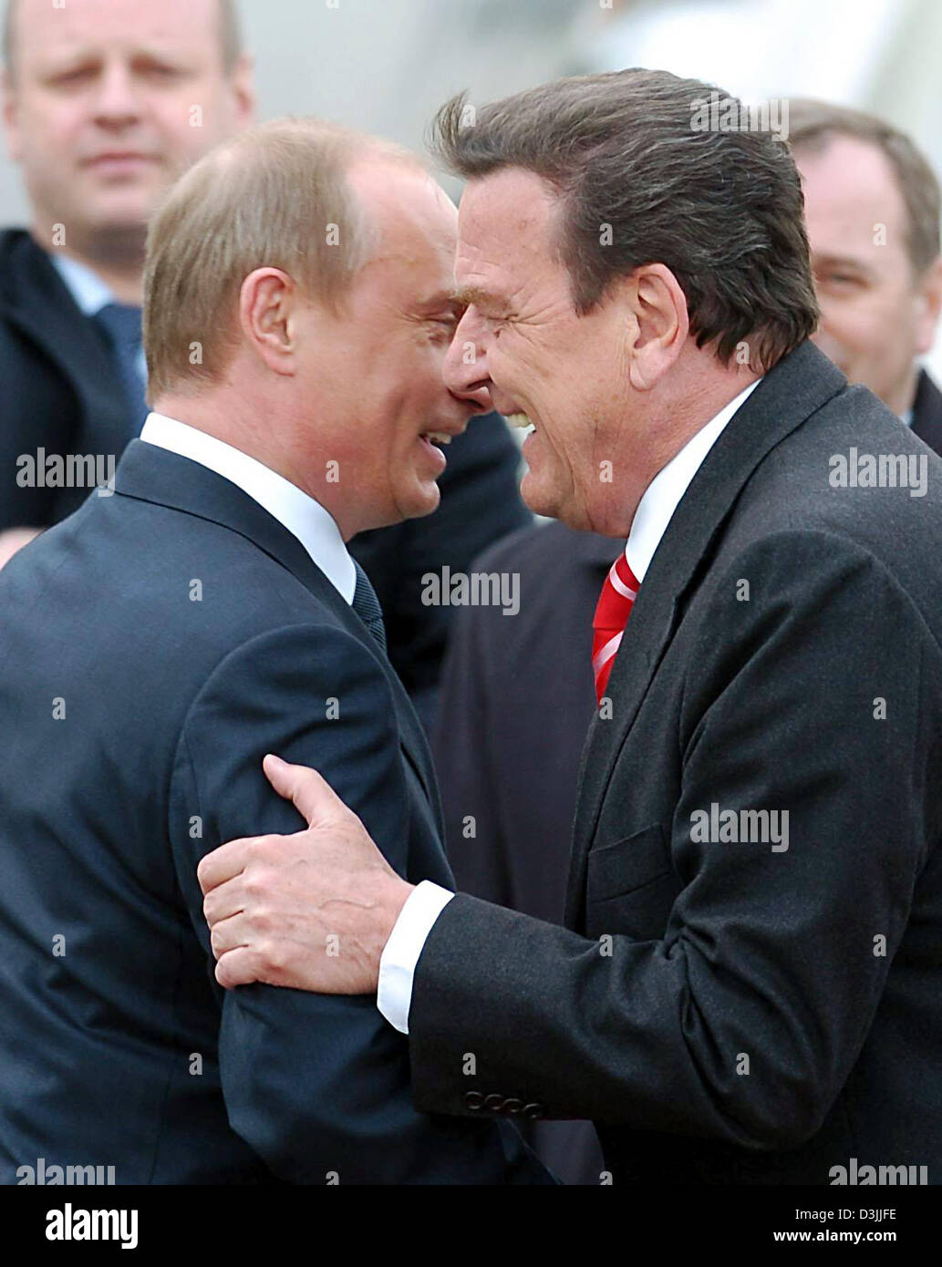 (dpa) - German Chancellor Gerhard Schroeder (R) smiles as he welcomes ...