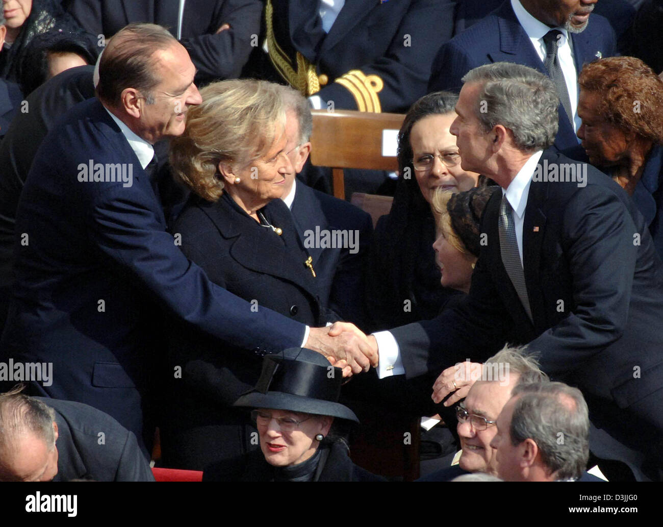 (dpa) - French President Jacques Chirac (L) and US President George W ...