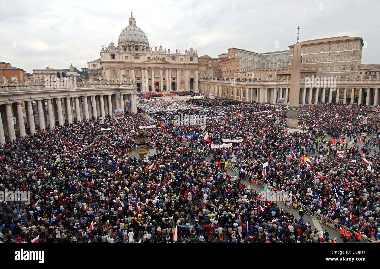 (dpa) - About 300,000 people attend the funeral service for Pope John ...