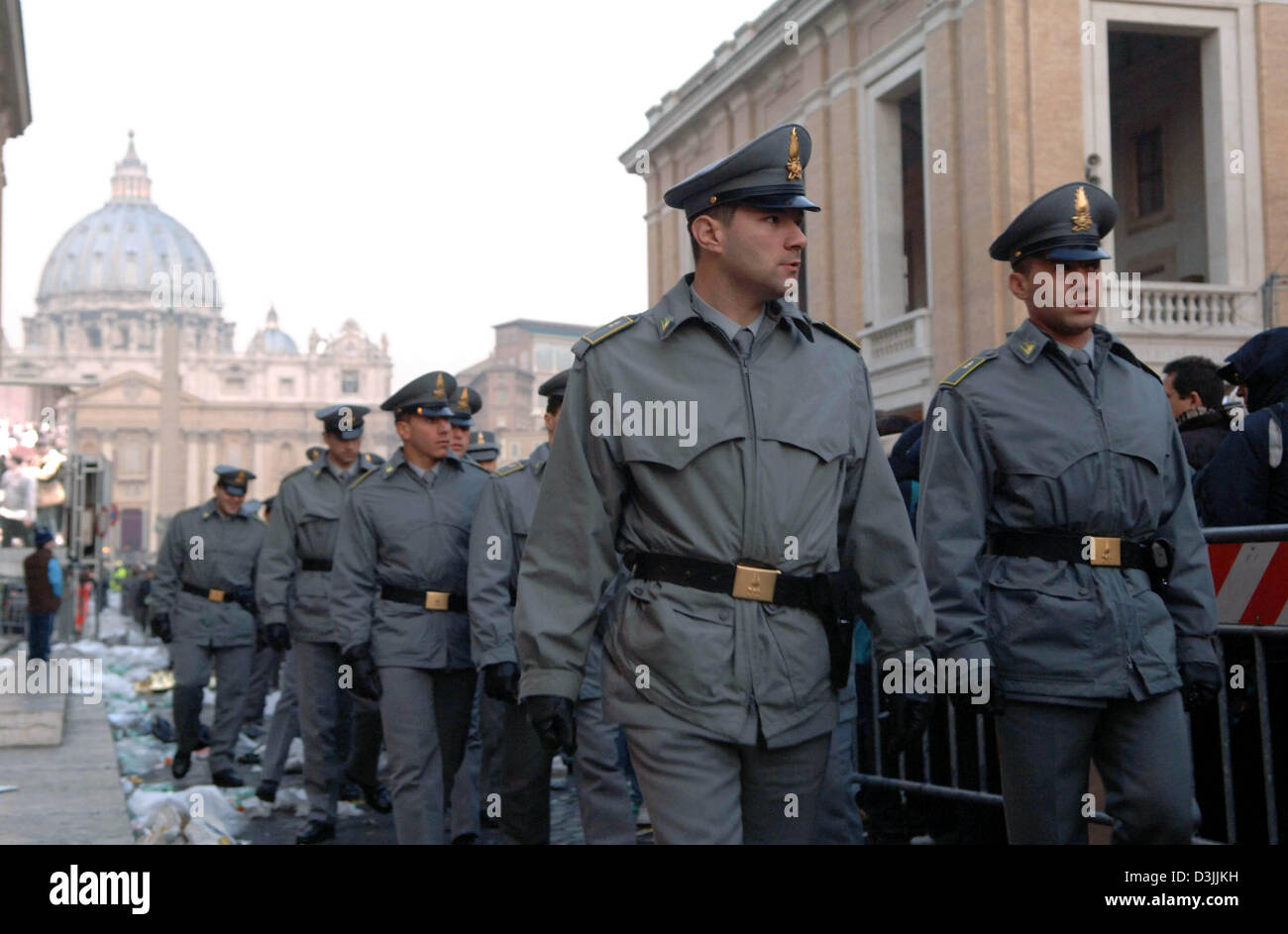 (dpa) - Italian police officers guard the Saint Peter's Basilica in the ...