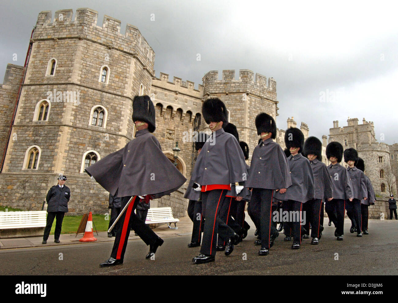 (dpa) - The palace guard leaves for the traditional change of guards ...