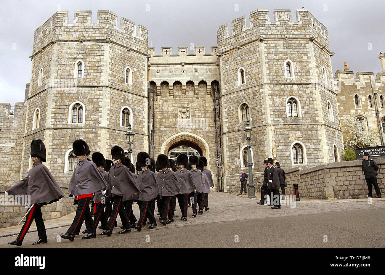 (dpa) - The palace guard leaves for the traditional change of guards ...