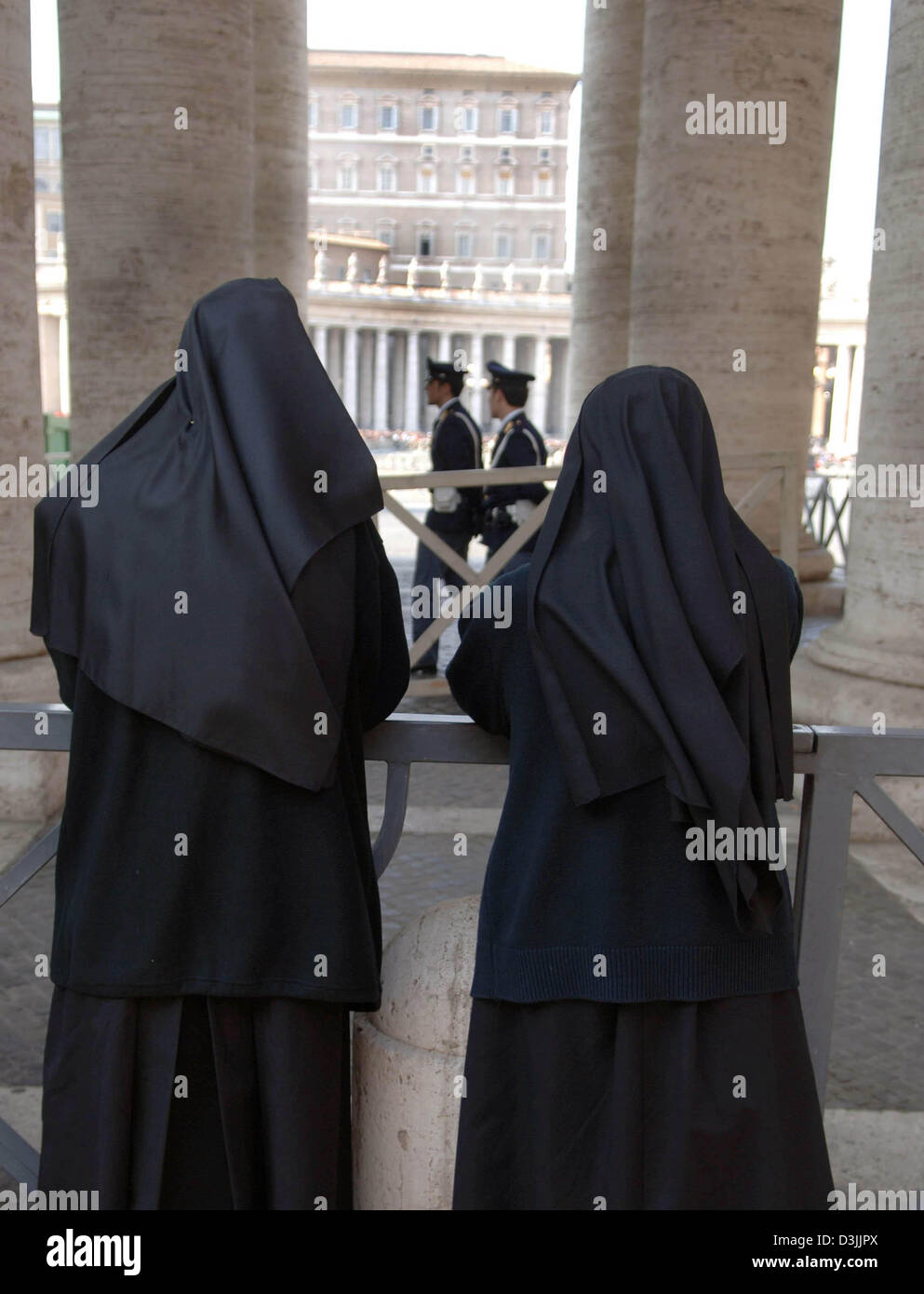 (dpa) - Two nuns stands between columns on St Peter's Square in Rome ...