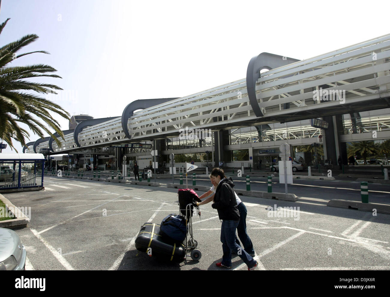 (dpa) - View of the airport terminal in Nice, France, 20 March 2005 ...