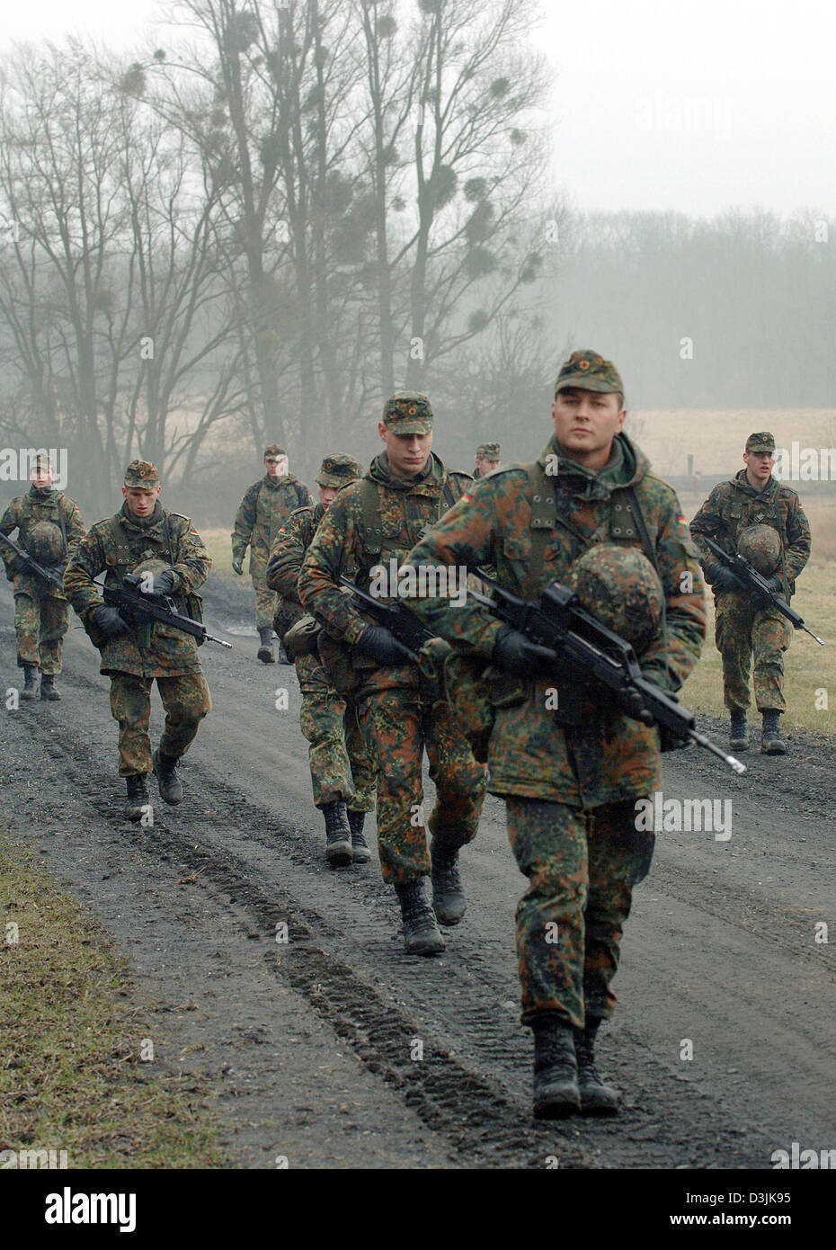 (dpa) - A group of recruits of the German Bundeswehr (army) carry type ...