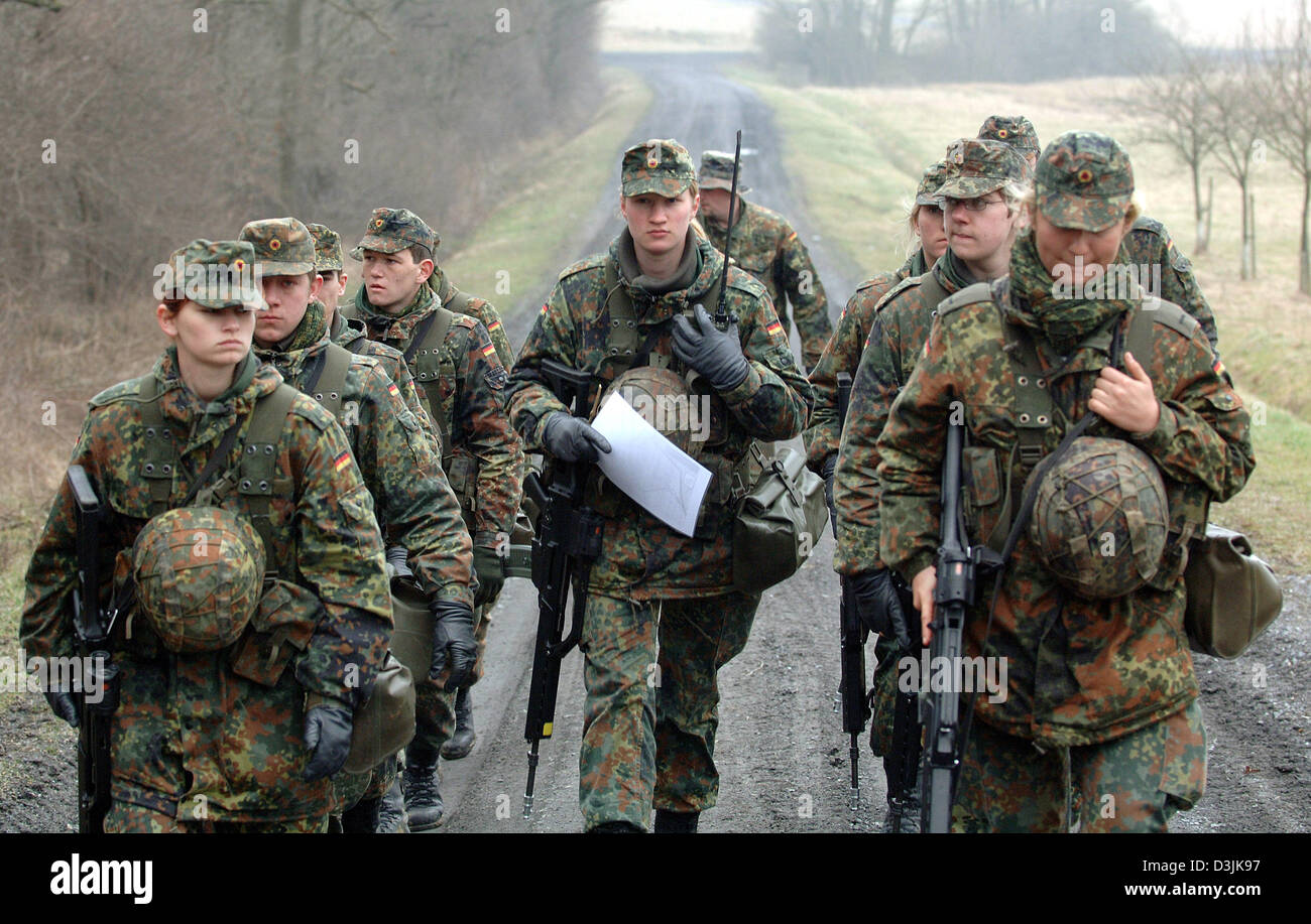 (dpa) - A group of recruits of the German Bundeswehr (army) carry type ...