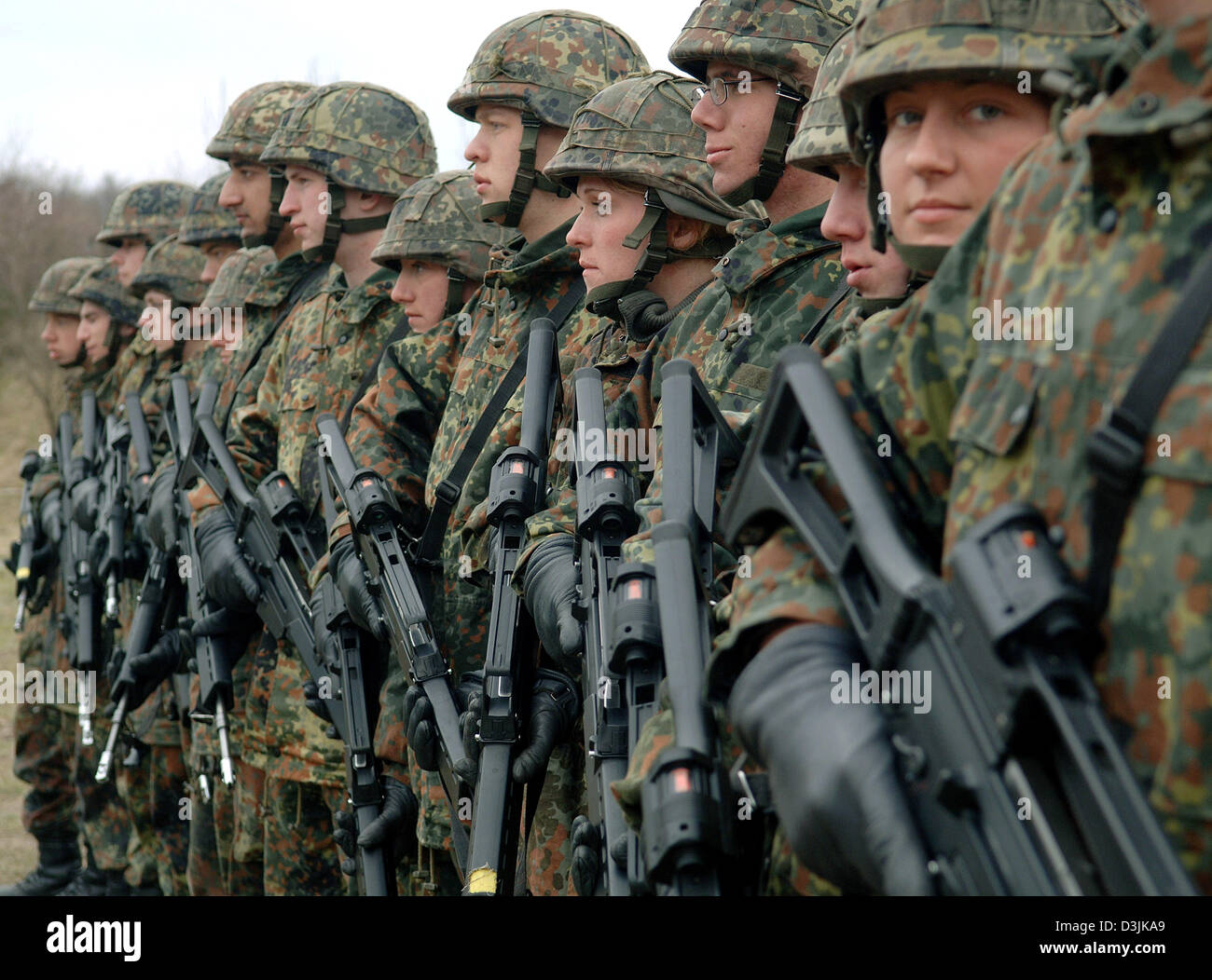 (dpa) - A group of recruits of the German Bundeswehr (army) carry type ...