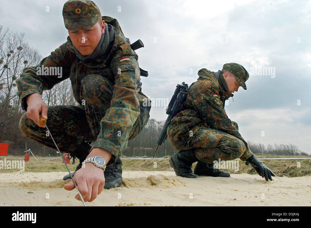 Politics pol defence soldier rifle bundeswehr uniform hat germany hi ...
