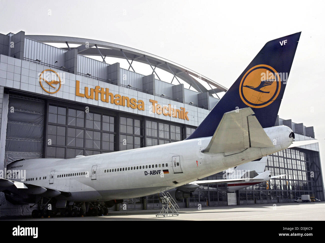 (dpa) - A Boeing 747 aircraft stands in front of a hangar on the ...