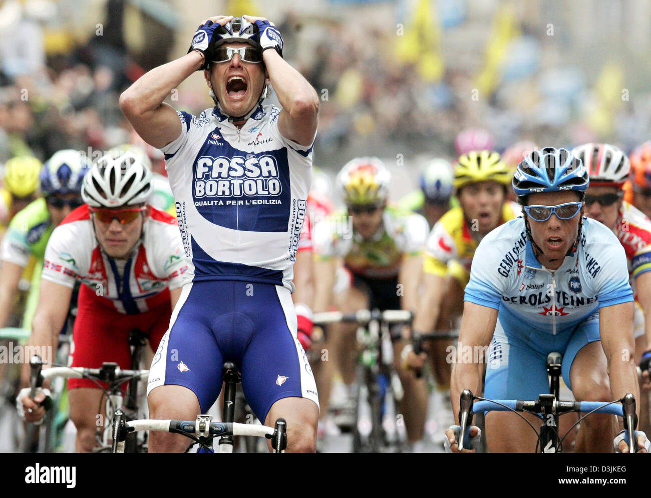 (dpa) - Italian cycling pro Alessandro Petacchi (C) of team Fassa ...