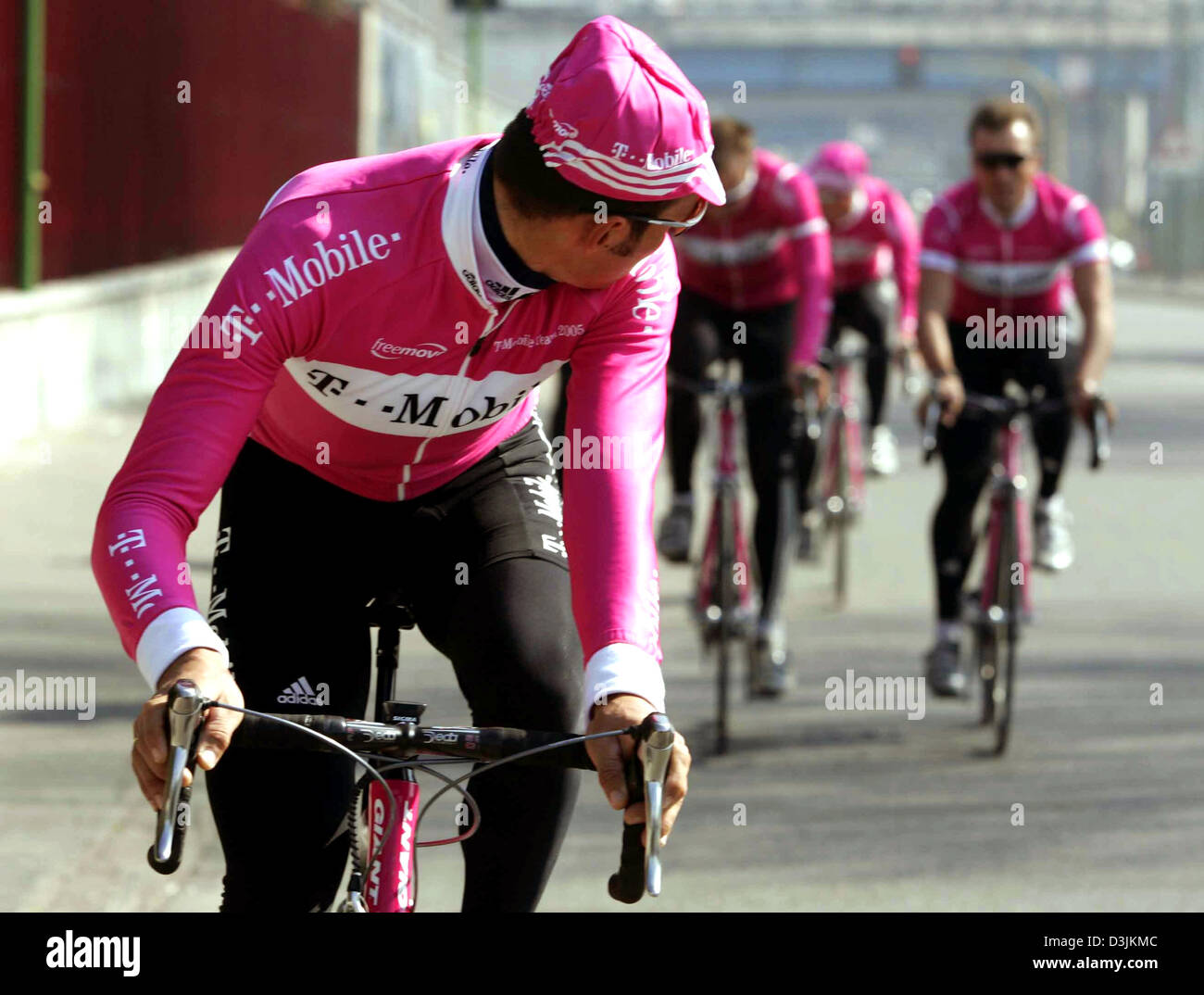 (dpa) - German cycling pro Erik Zabel (front) of team T-Mobile cycles ...