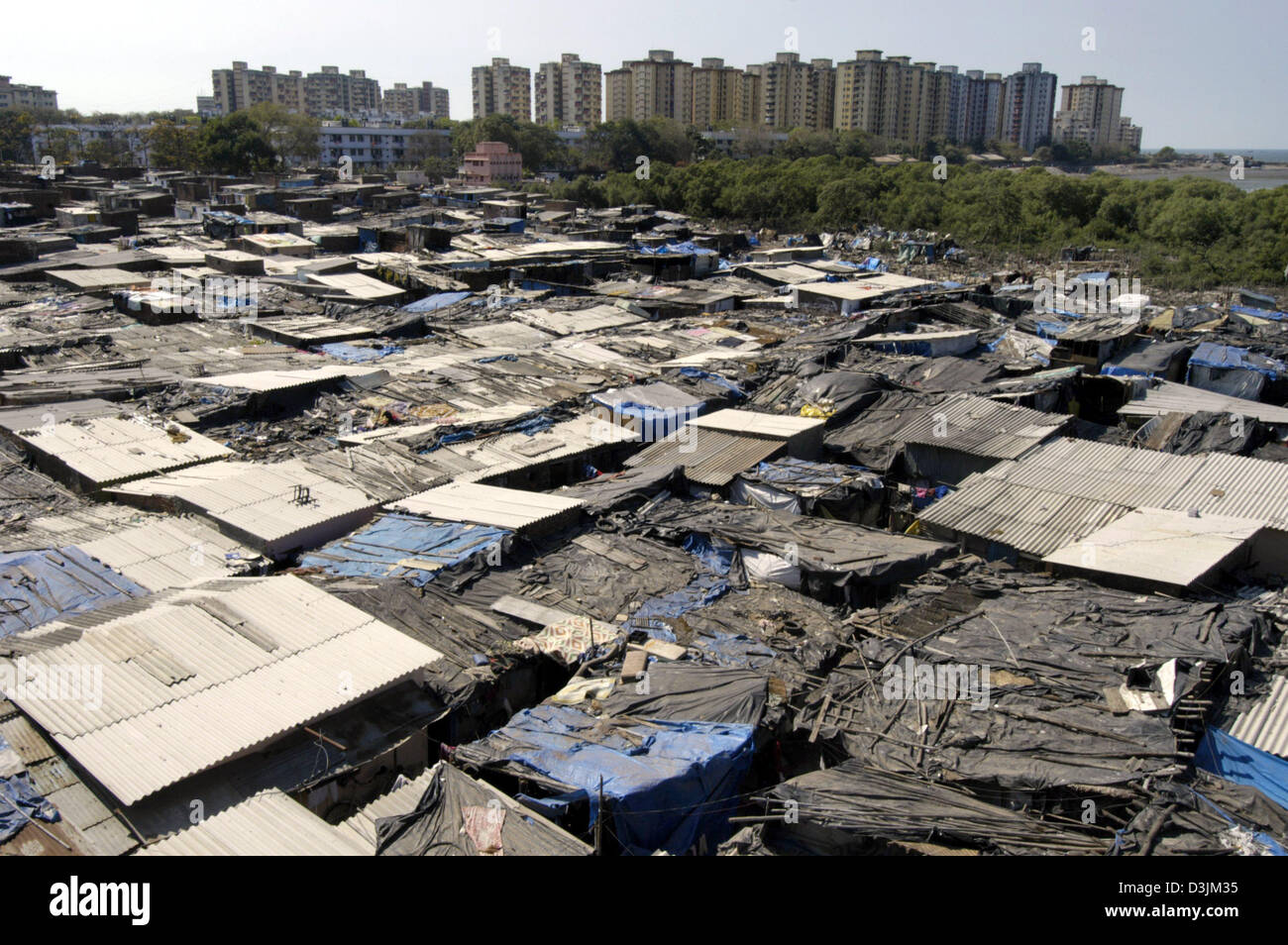Mumbai high rise slum hi-res stock photography and images - Alamy