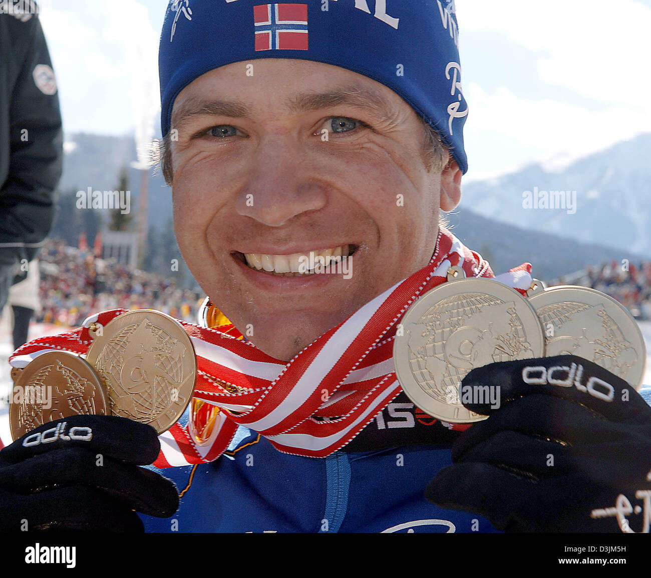 (dpa) - Norwegian biathlete Ole Einar Bjoerndalen smiles and proudly ...