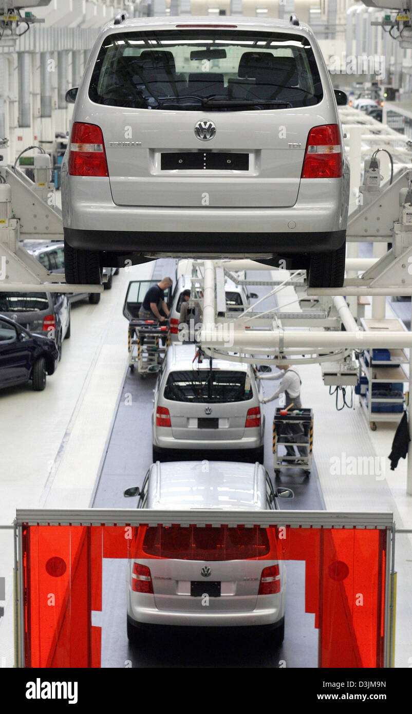 Assembly Line Workers Volkswagen Assembly High Resolution Stock ...