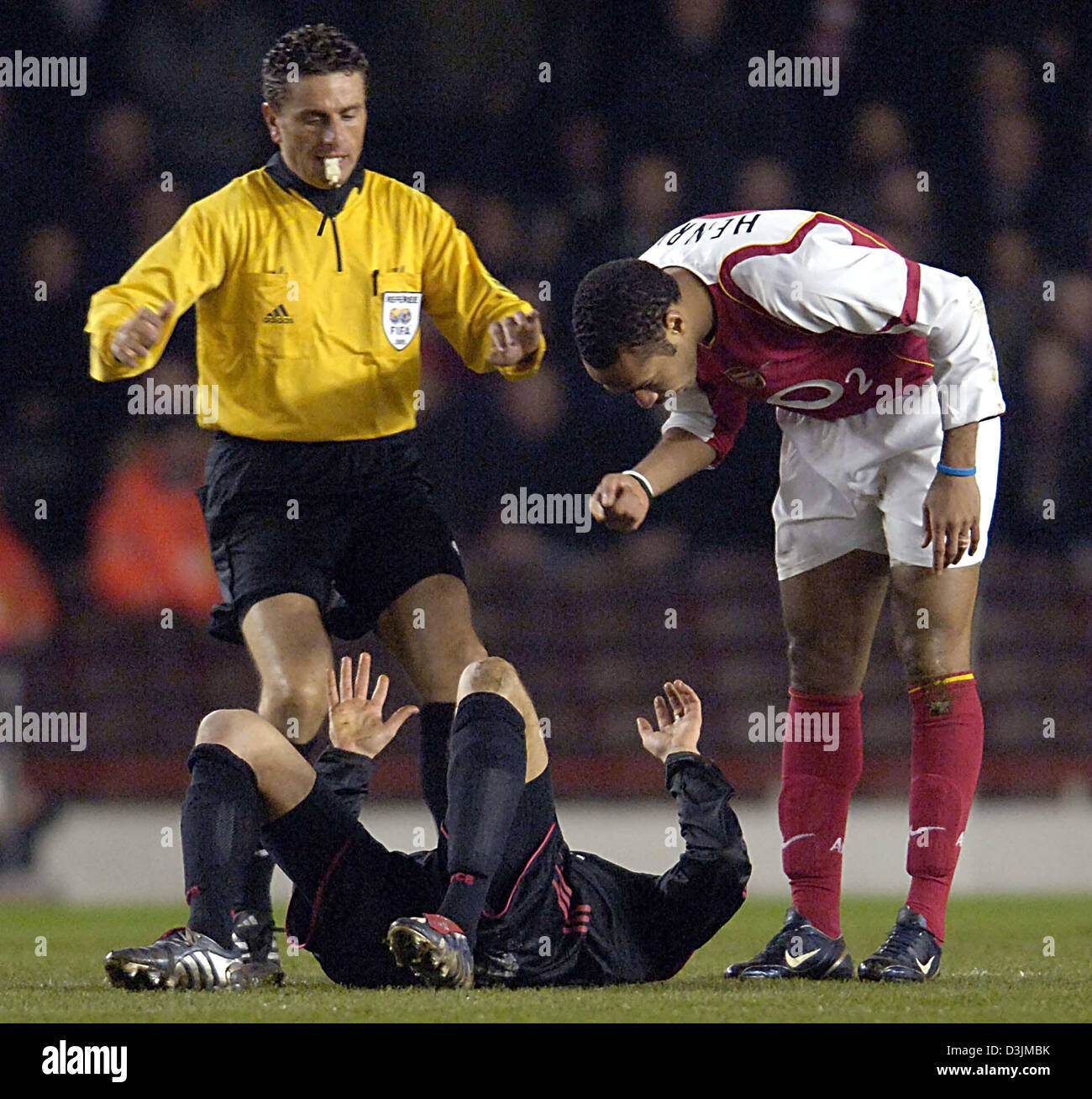 Highbury referee massimo de santis hi-res stock photography and images ...