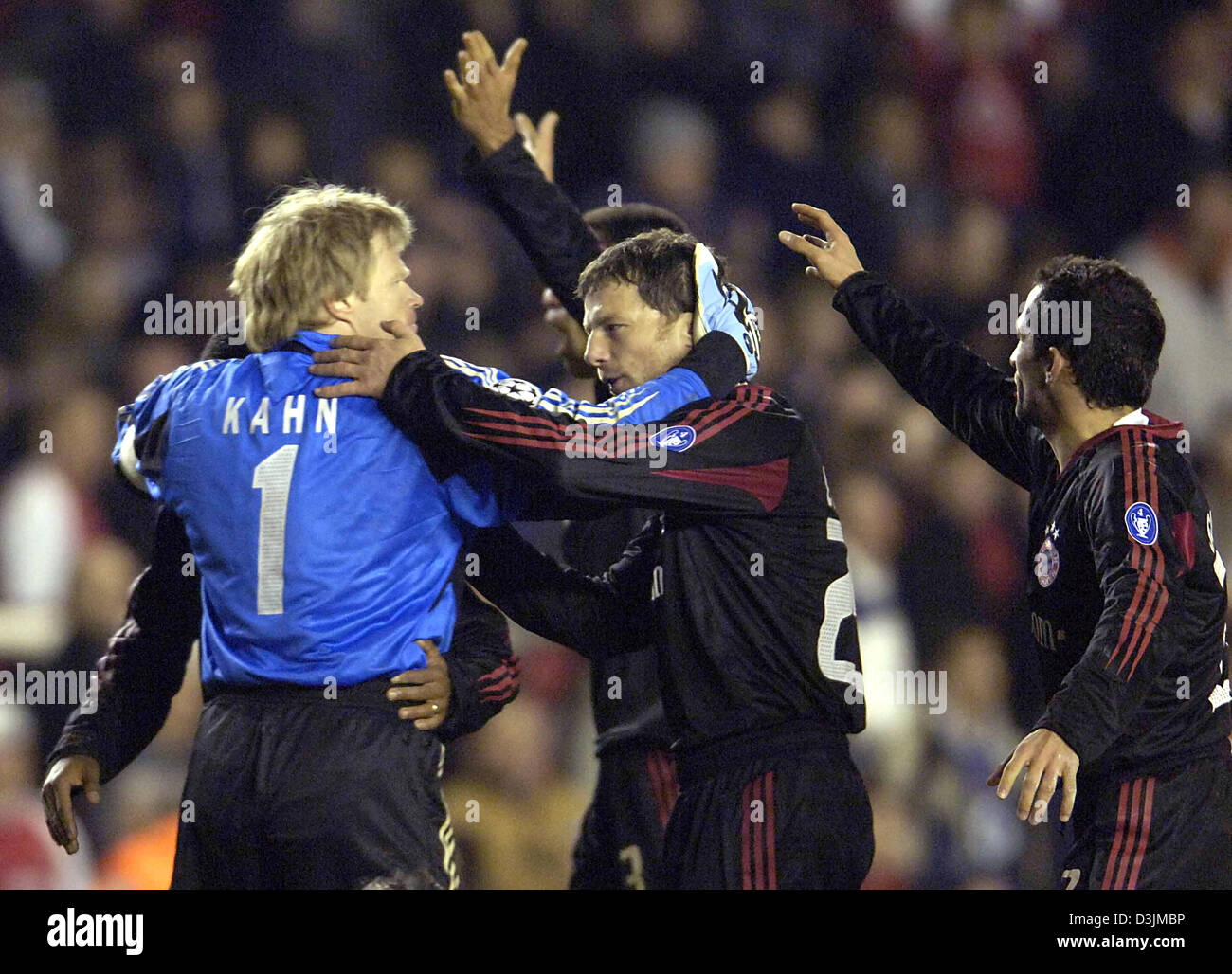 (dpa) - Bayern goalkeeper Oliver Kahn (L-R) celebrates with teammates ...