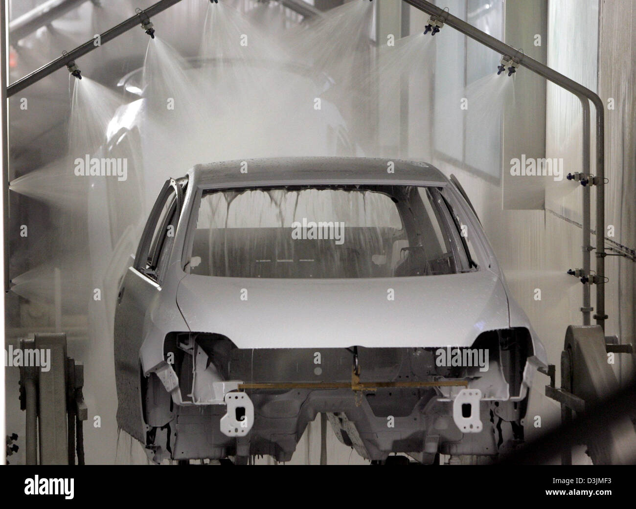 (dpa) - The carriages of Volkswagen's (VW) Golf Plus model move on a ...