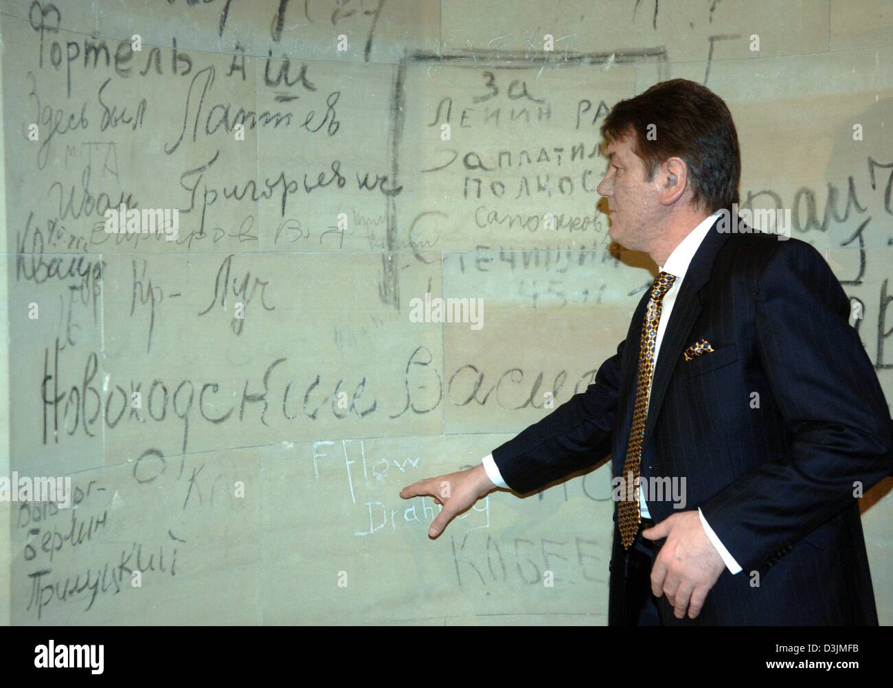 (dpa) - The new Ukrainian President Viktor Yushchenko examines a wall ...