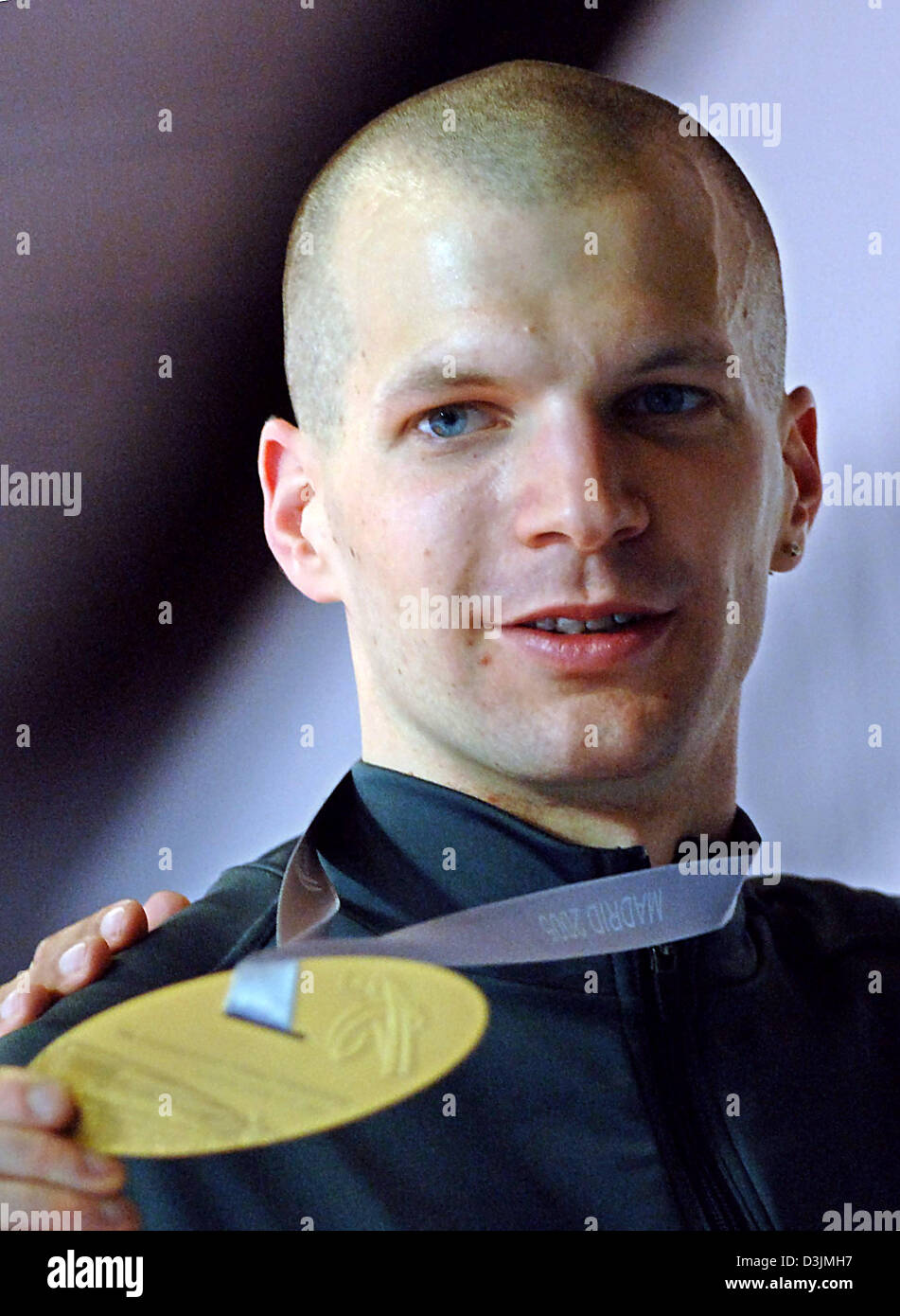 (dpa) - German runner Tobias Unger jubilates and shows his gold medal ...