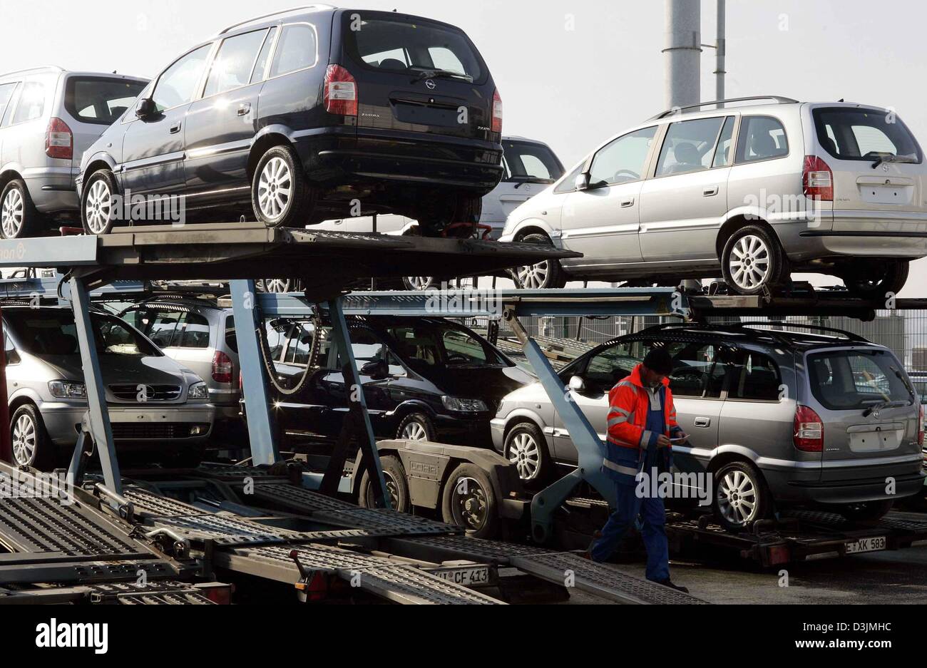 (dpa) - New cars of car manufacturer Opel are being loaded onto large ...