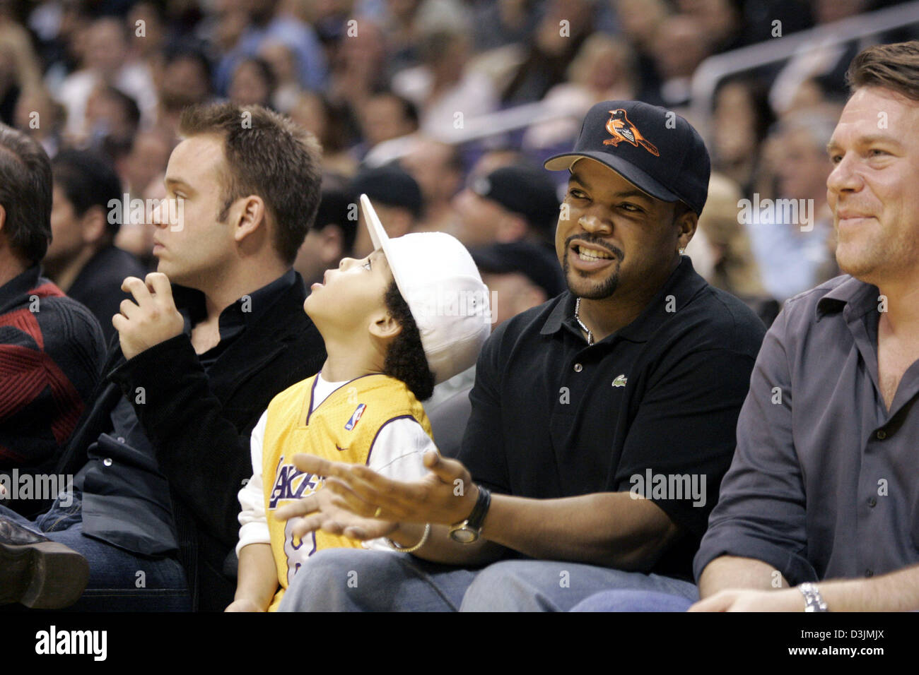 (dpa) - US actor and singer Ice Cube (2nd from R) and O' Shea Jackson ...