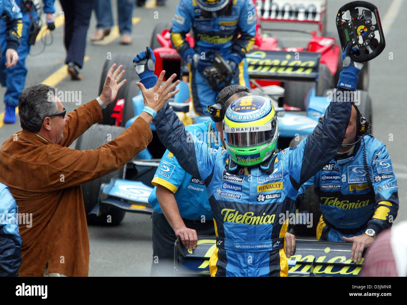 (dpa) - Italian Formula One driver Giancarlo Fisichella (R) (Renault ...