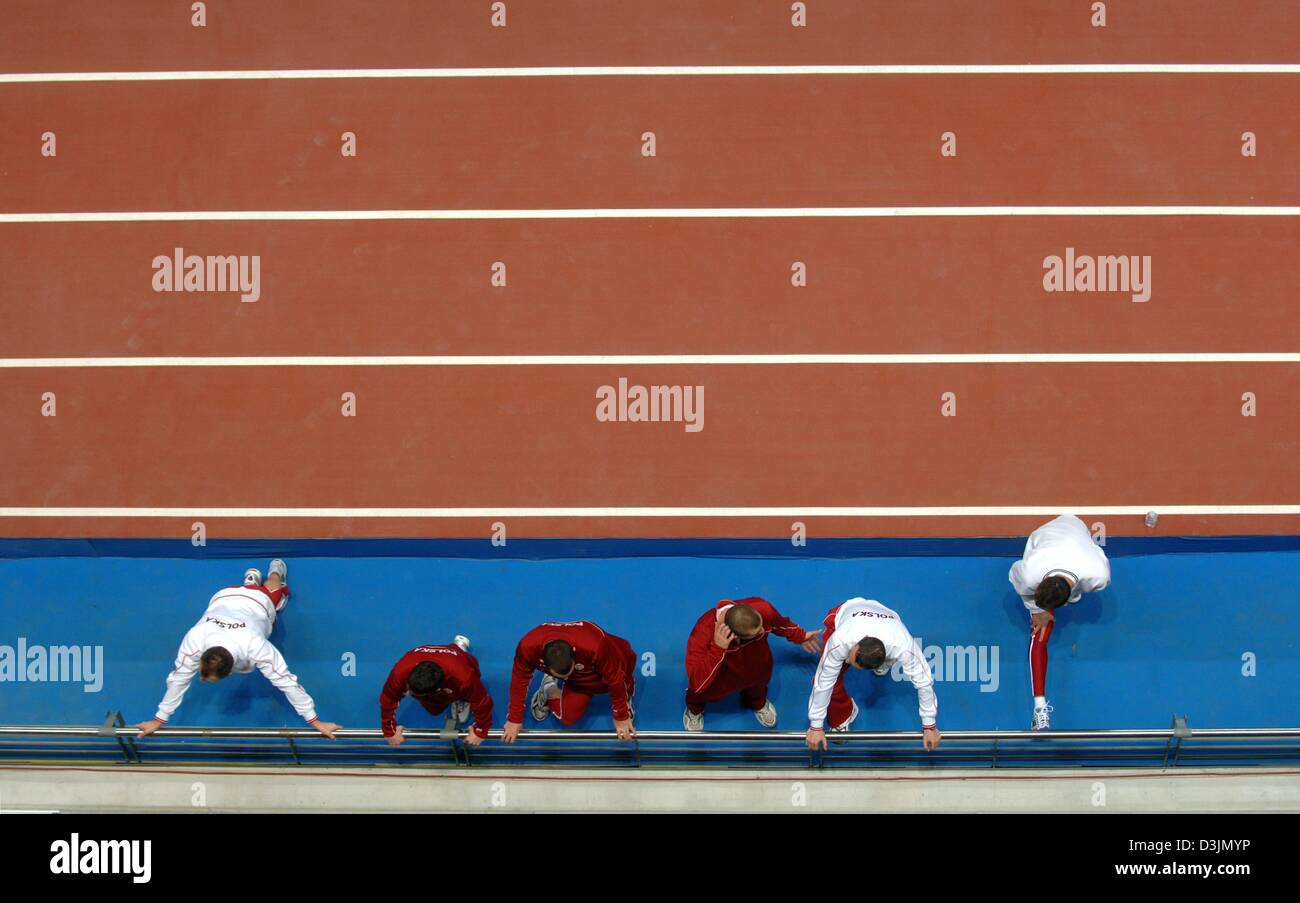 (dpa) - Athletes of the Polish national team stretch next to the ...