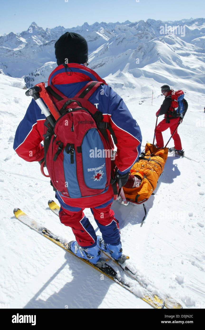 (dpa) - Aspirants for the alpine rescue service transport a colleague ...