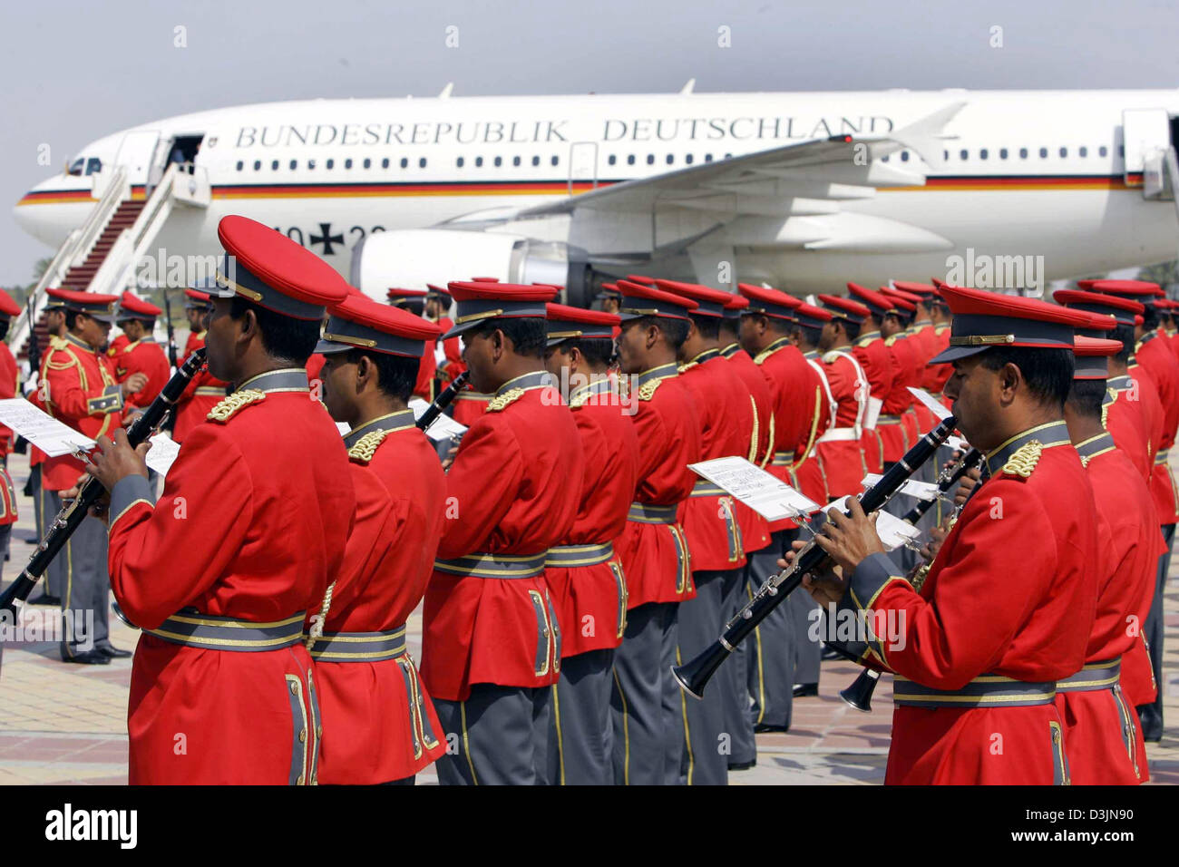 (dpa) - A military band performs during the arrival of German ...