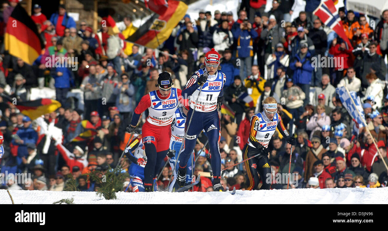 (dpa) - Norway's Marit Bjoergen (L, no 3), Russia's Natalia Baranova ...